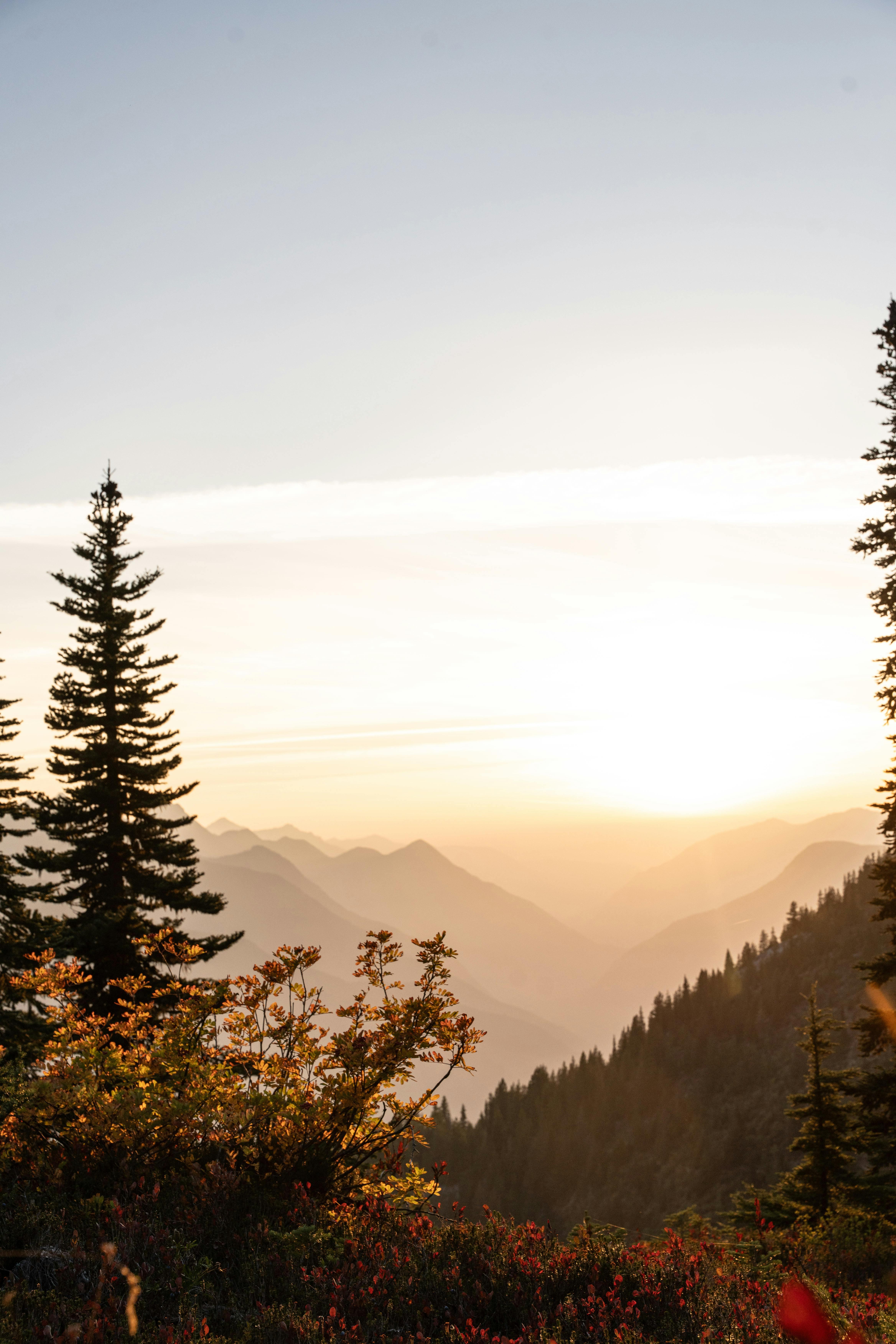 Wanderer In Herbstlicher Berglandschaft Bei Sonnenaufgang · Kostenloses ...