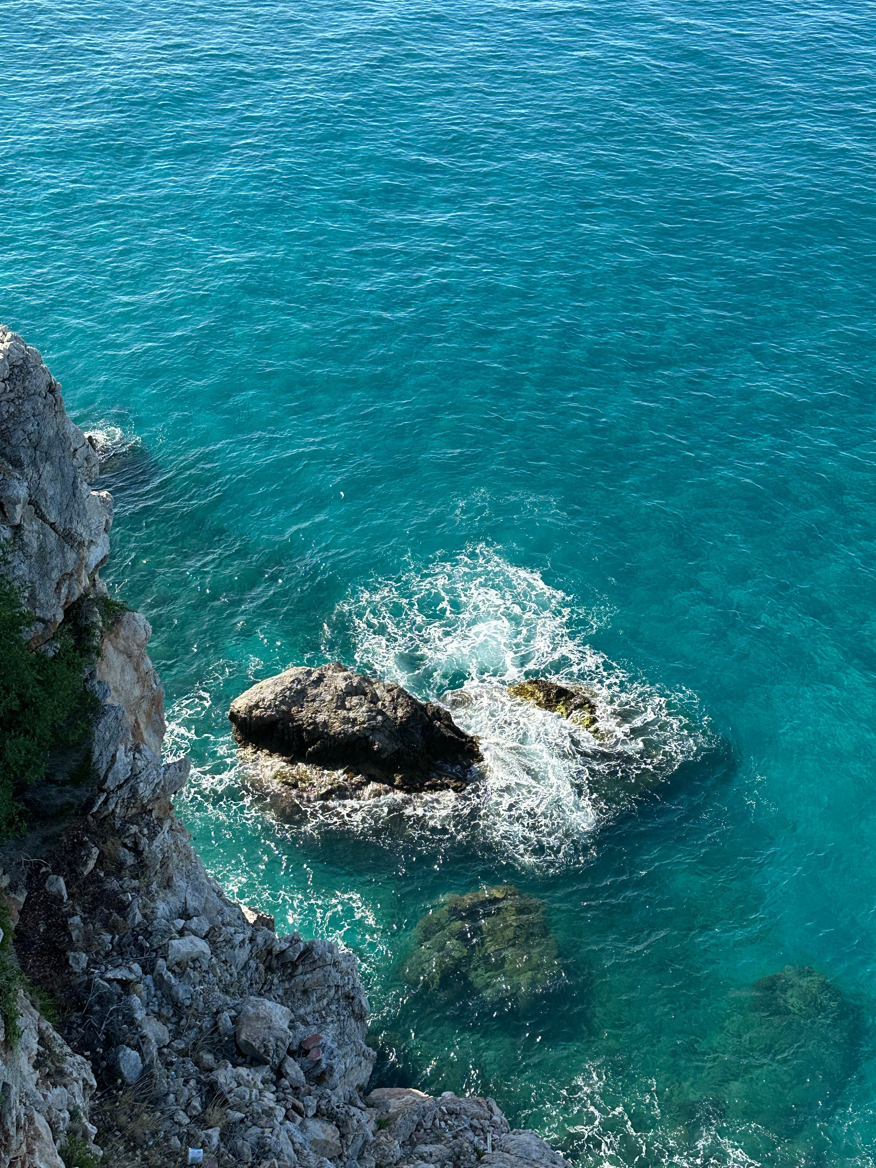 Turquoise Waters off a Rocky Coastline · Free Stock Photo