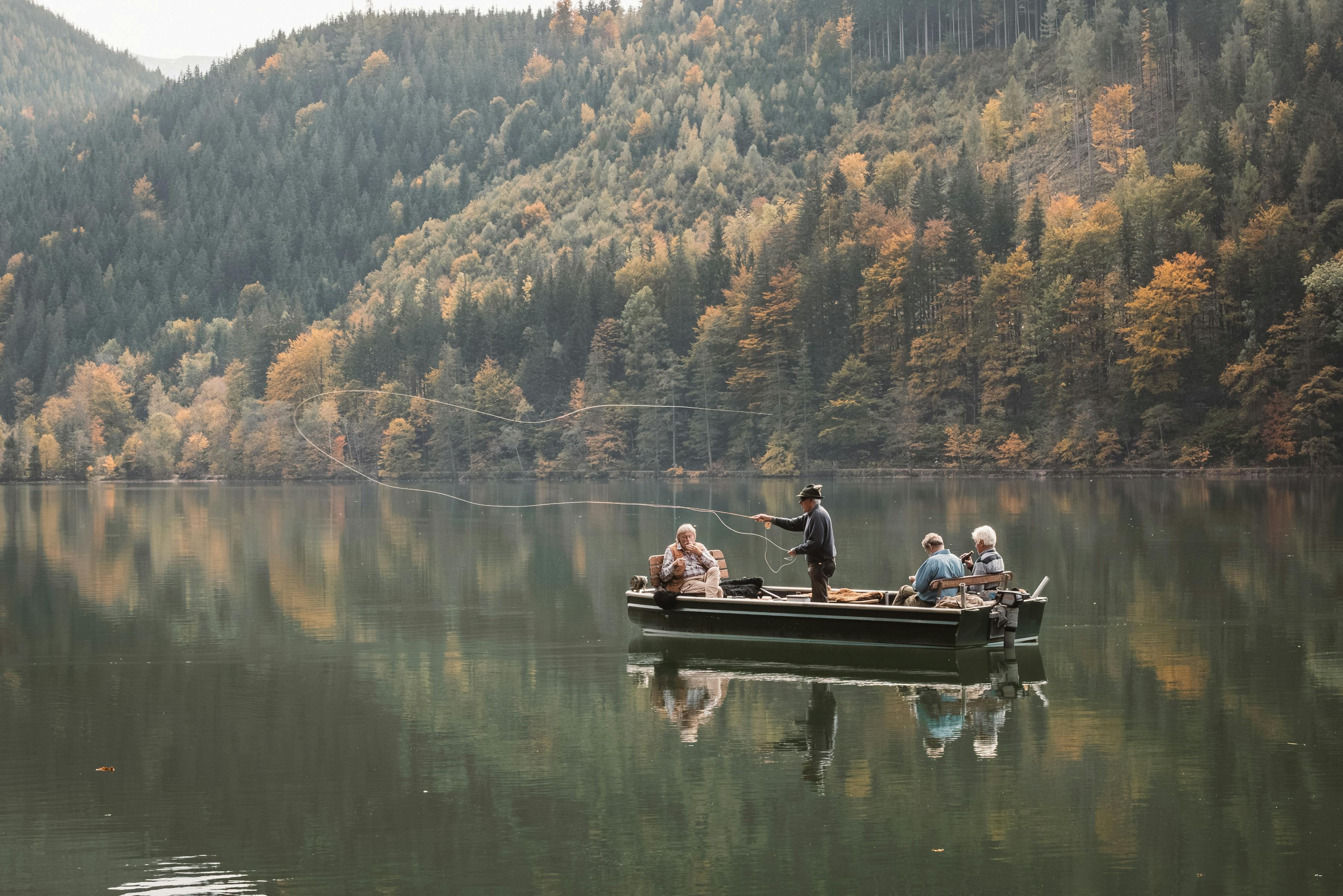 Pêche Paisible à Eisenerz, Le Lac Tranquille D'automne En Autriche ...