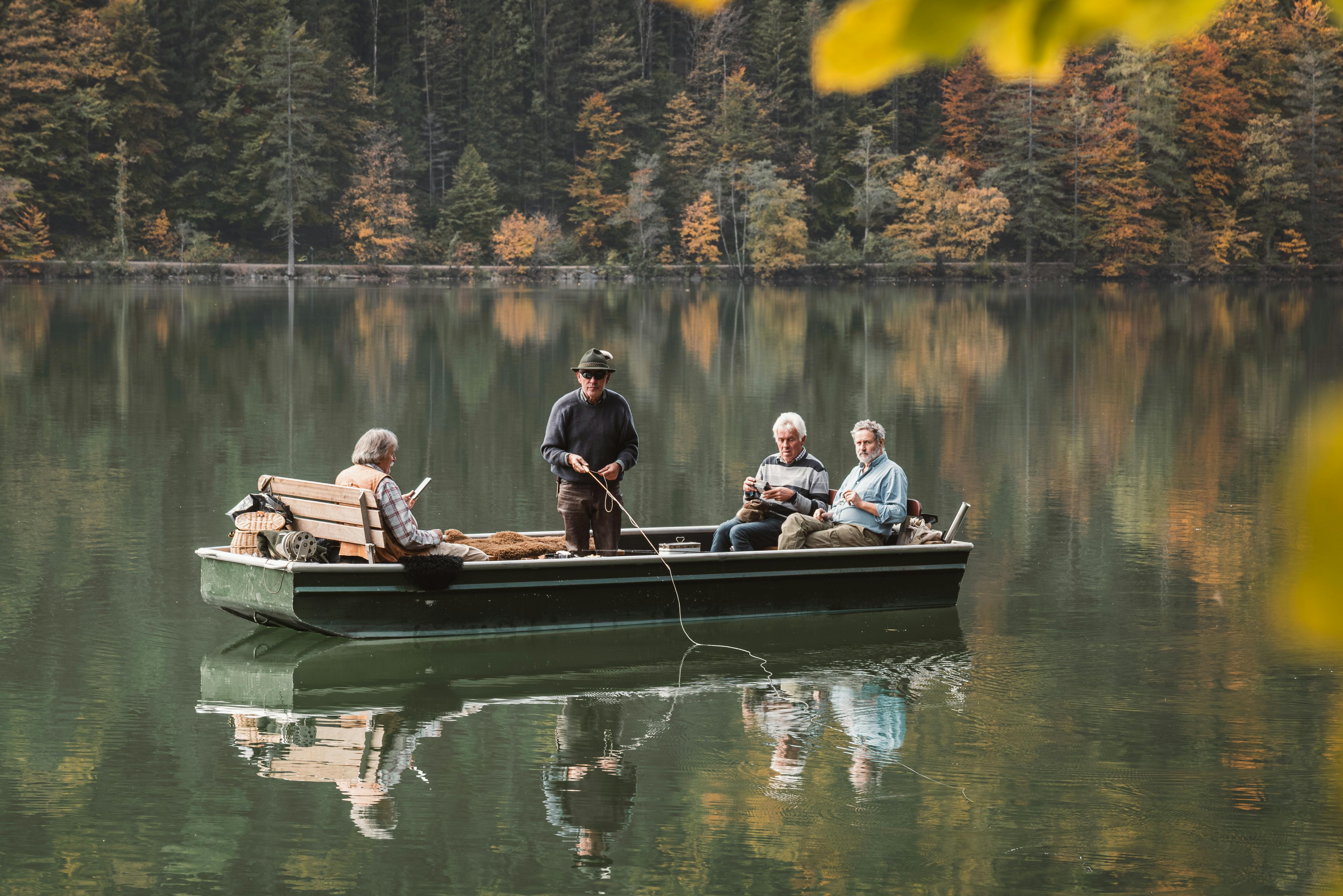 Viagem De Pesca Tranquila No Lago Austríaco No Outono · Foto ...