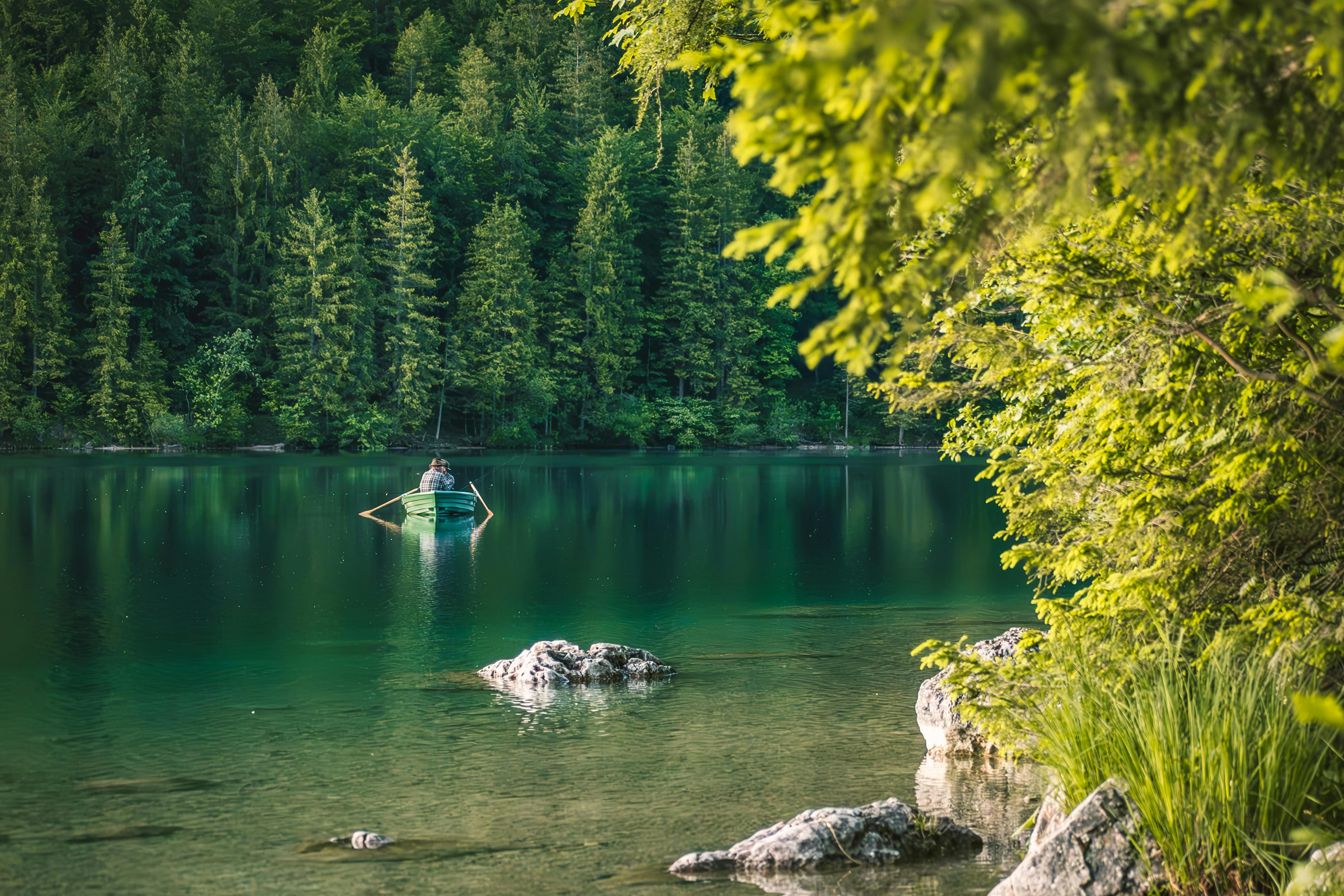 Vista Panorámica Del Lago Con Bote De Remos En Ebensee, Austria · Foto ...