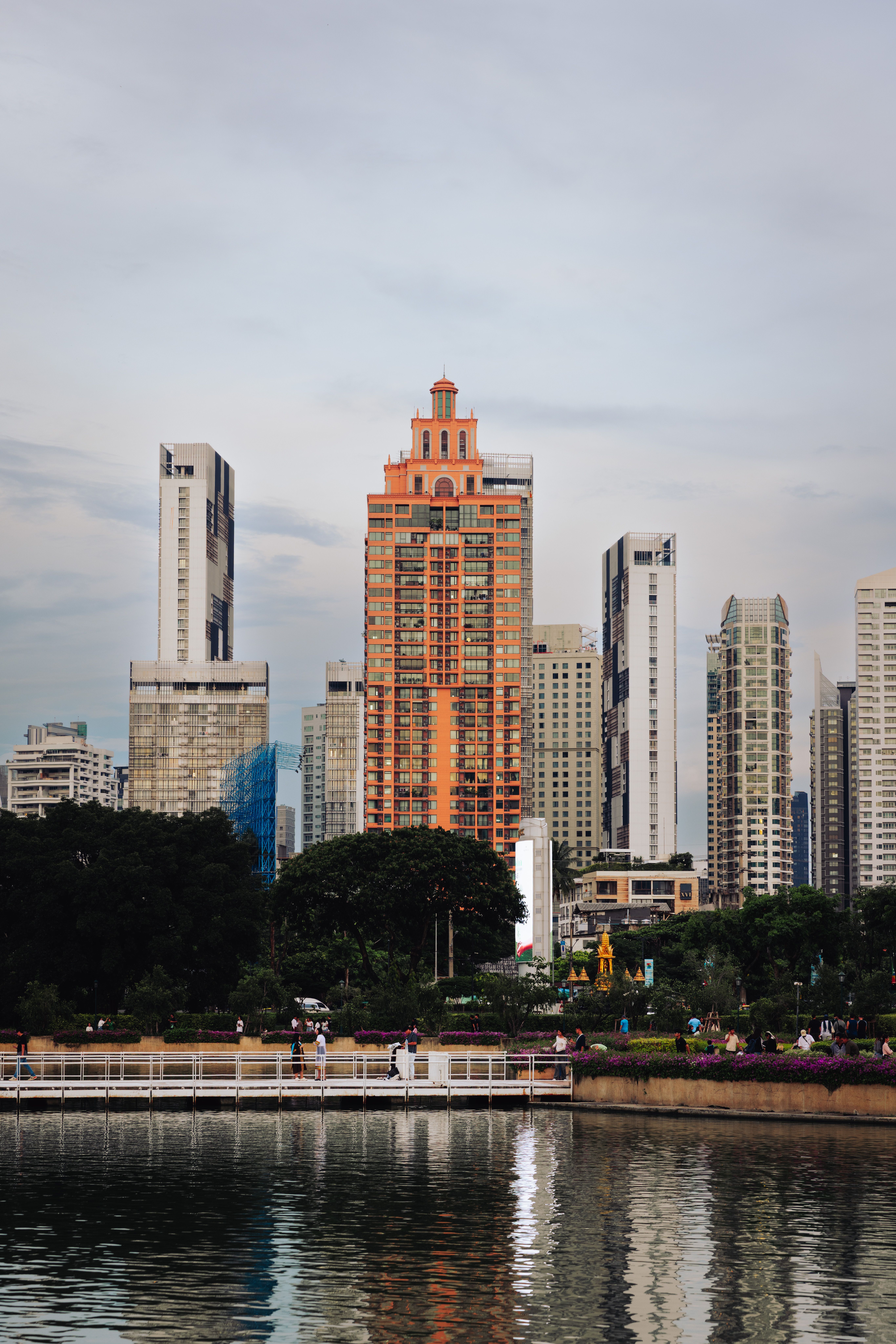 Paisaje Urbano Con Edificios De Gran Altura Modernos Y Clásicos · Foto ...