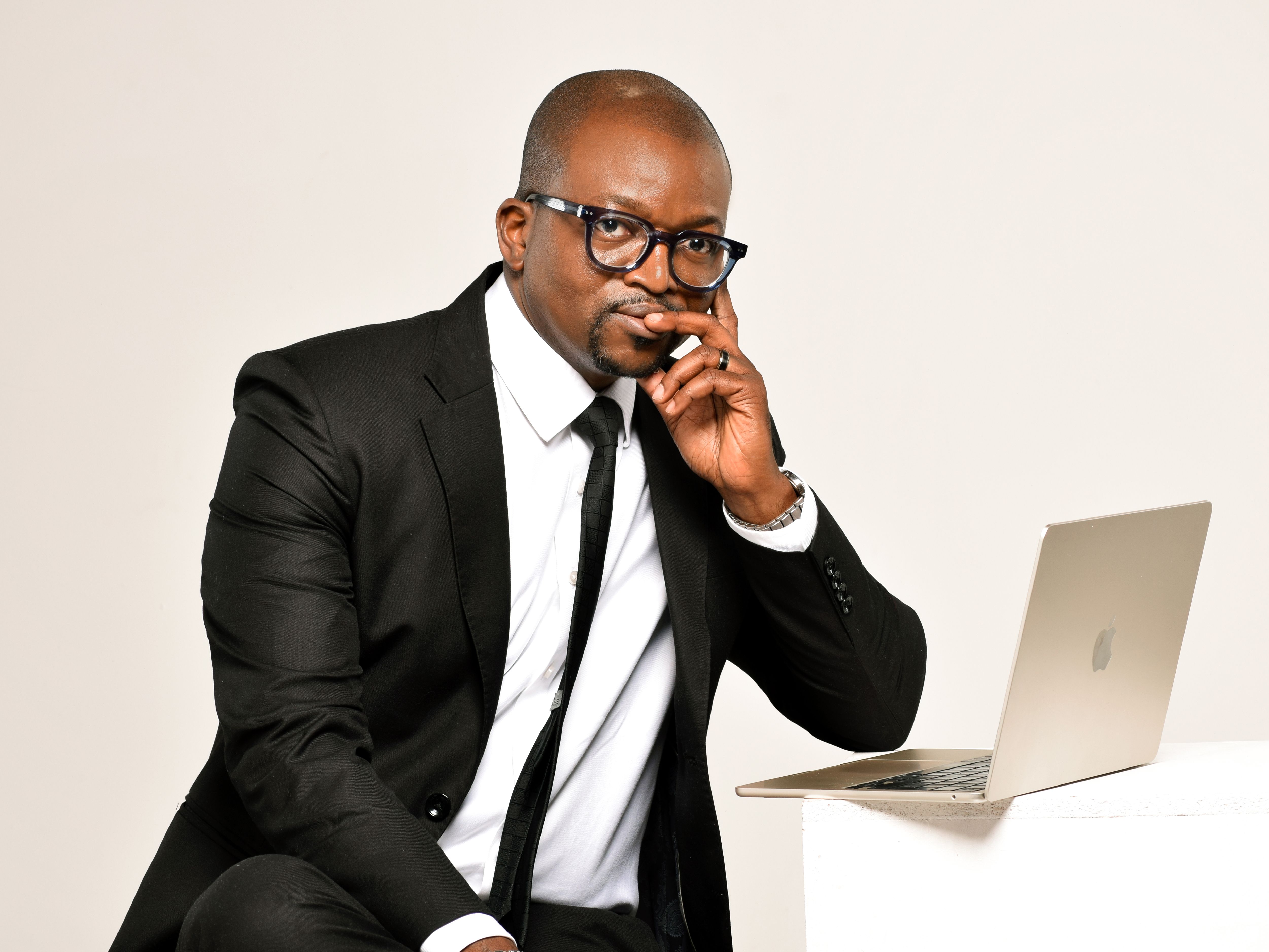 Male Employee Pose Photos, Download The BEST Free Male Employee Pose ...