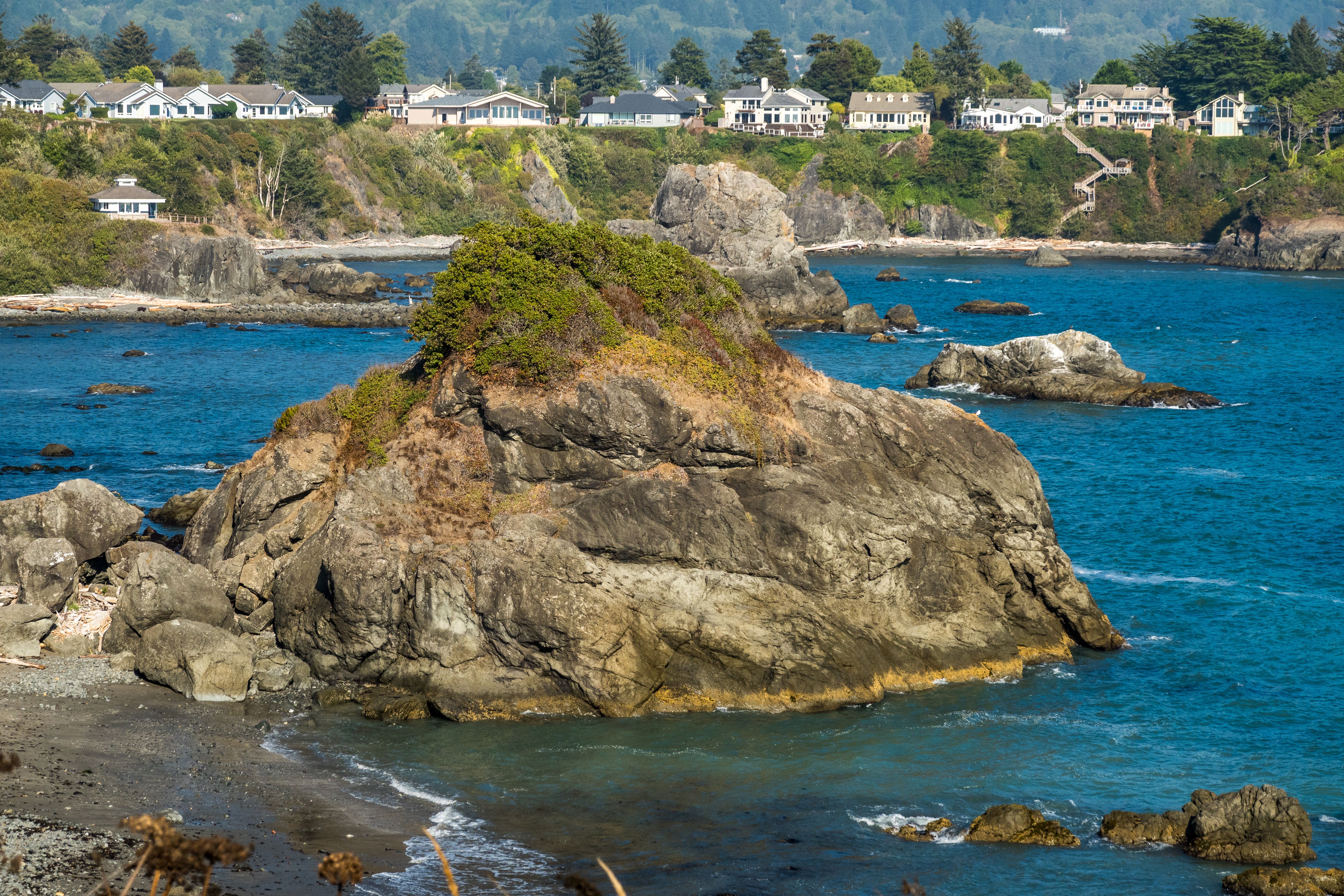 Coastal Cliffside View with Rock Formations · Free Stock Photo