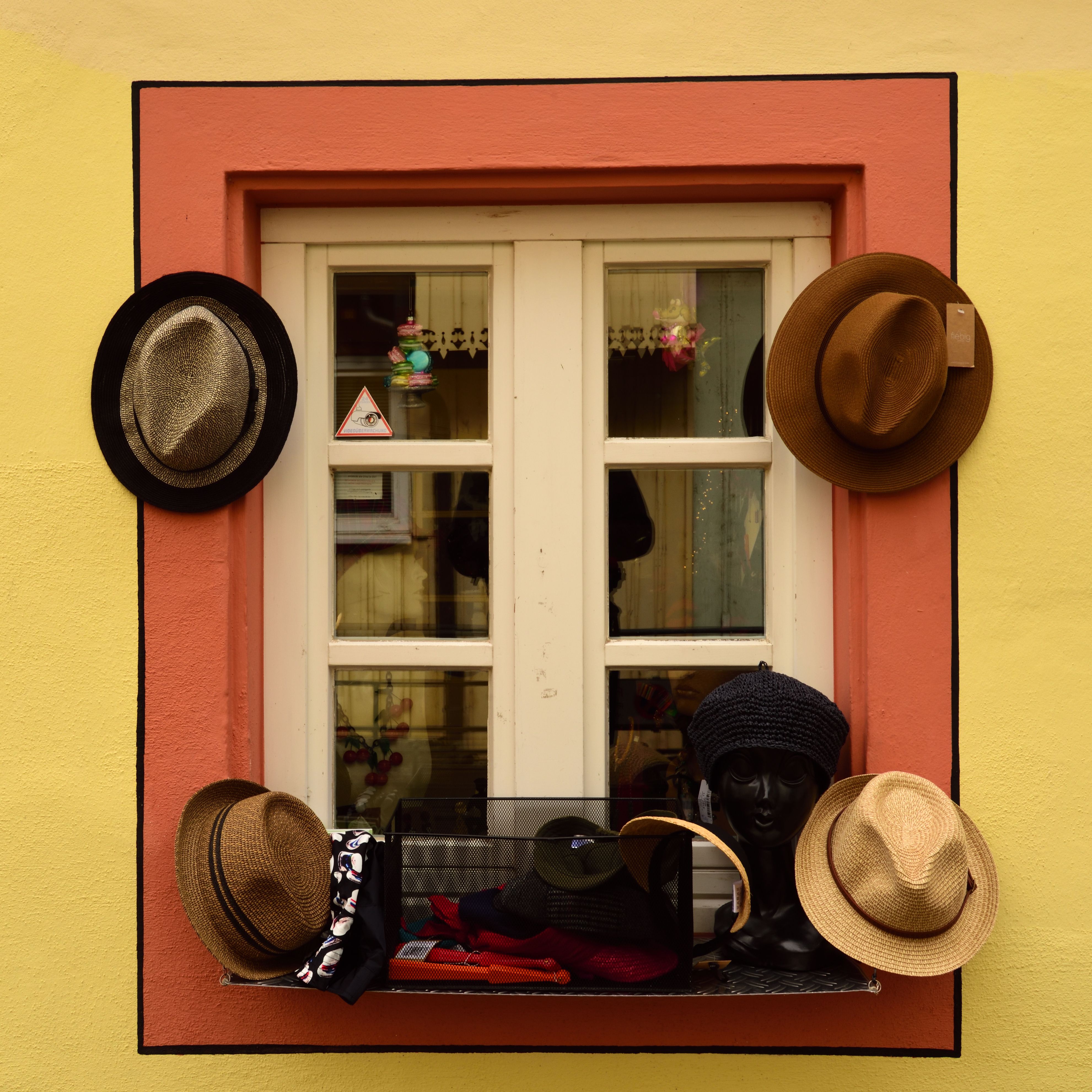Charming Hat Display at Freiburg Window · Free Stock Photo