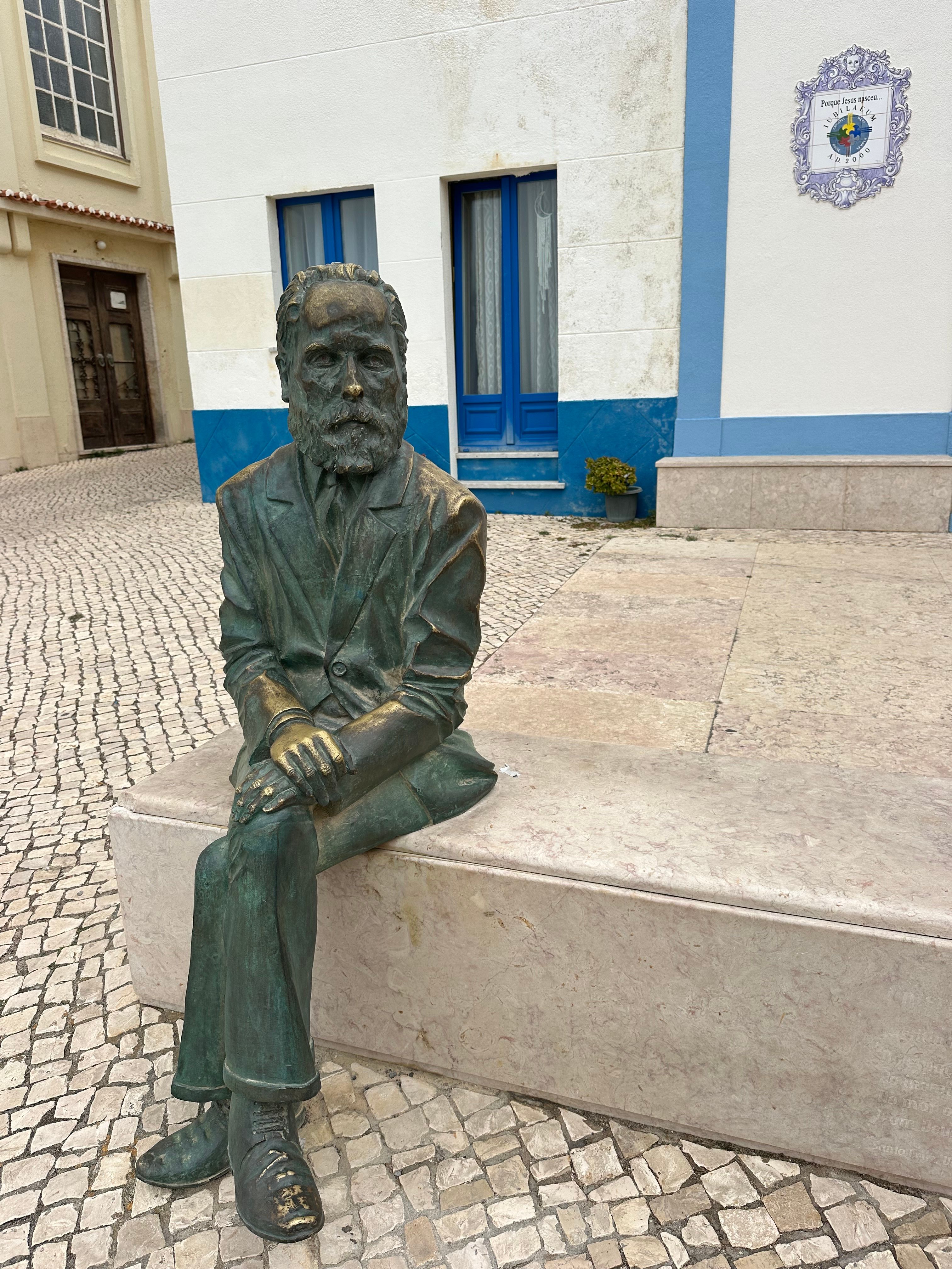 Bronze Statue in Cobblestone Square · Free Stock Photo