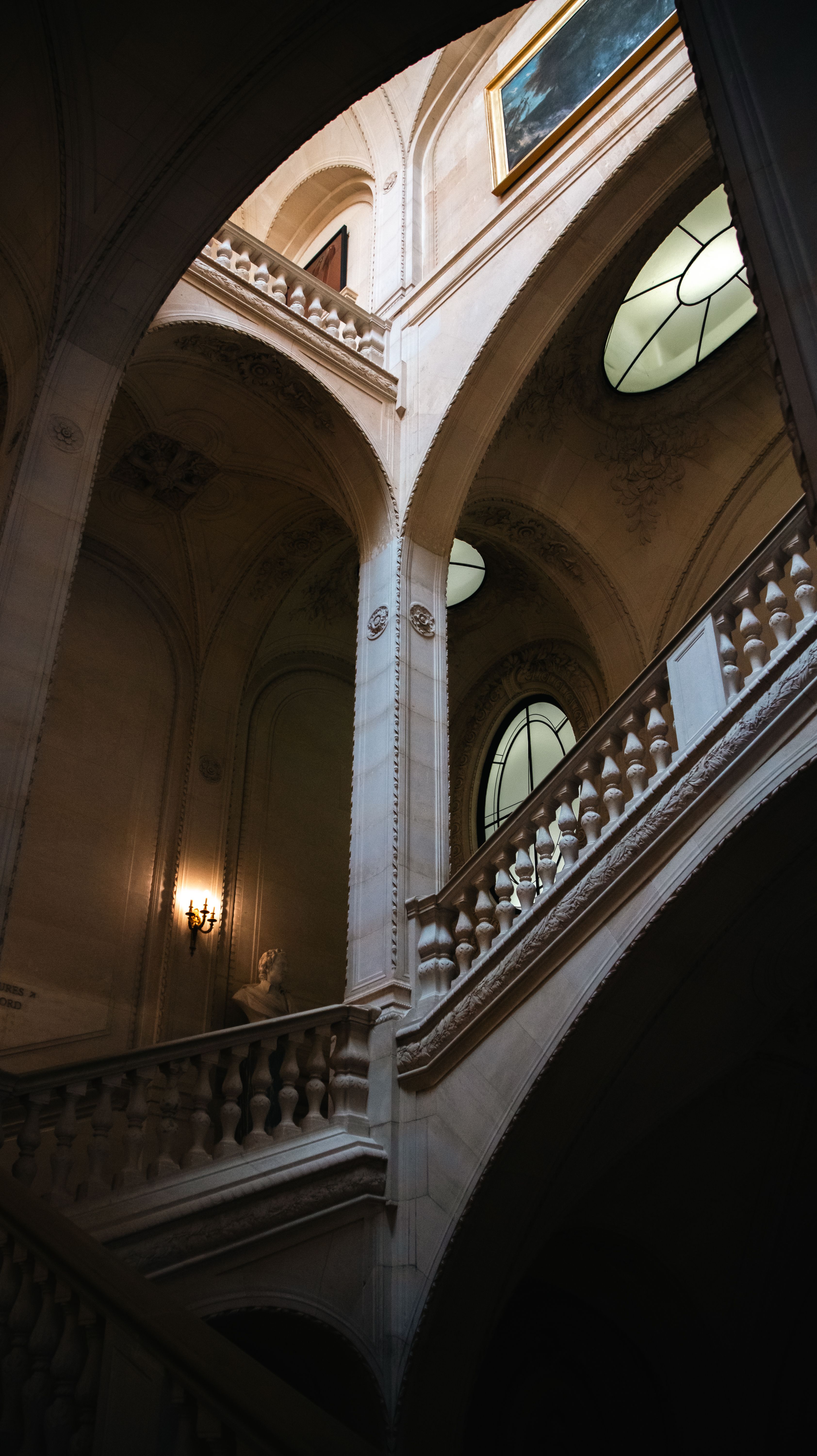 Elegant Staircase in Historic Paris Building · Free Stock Photo