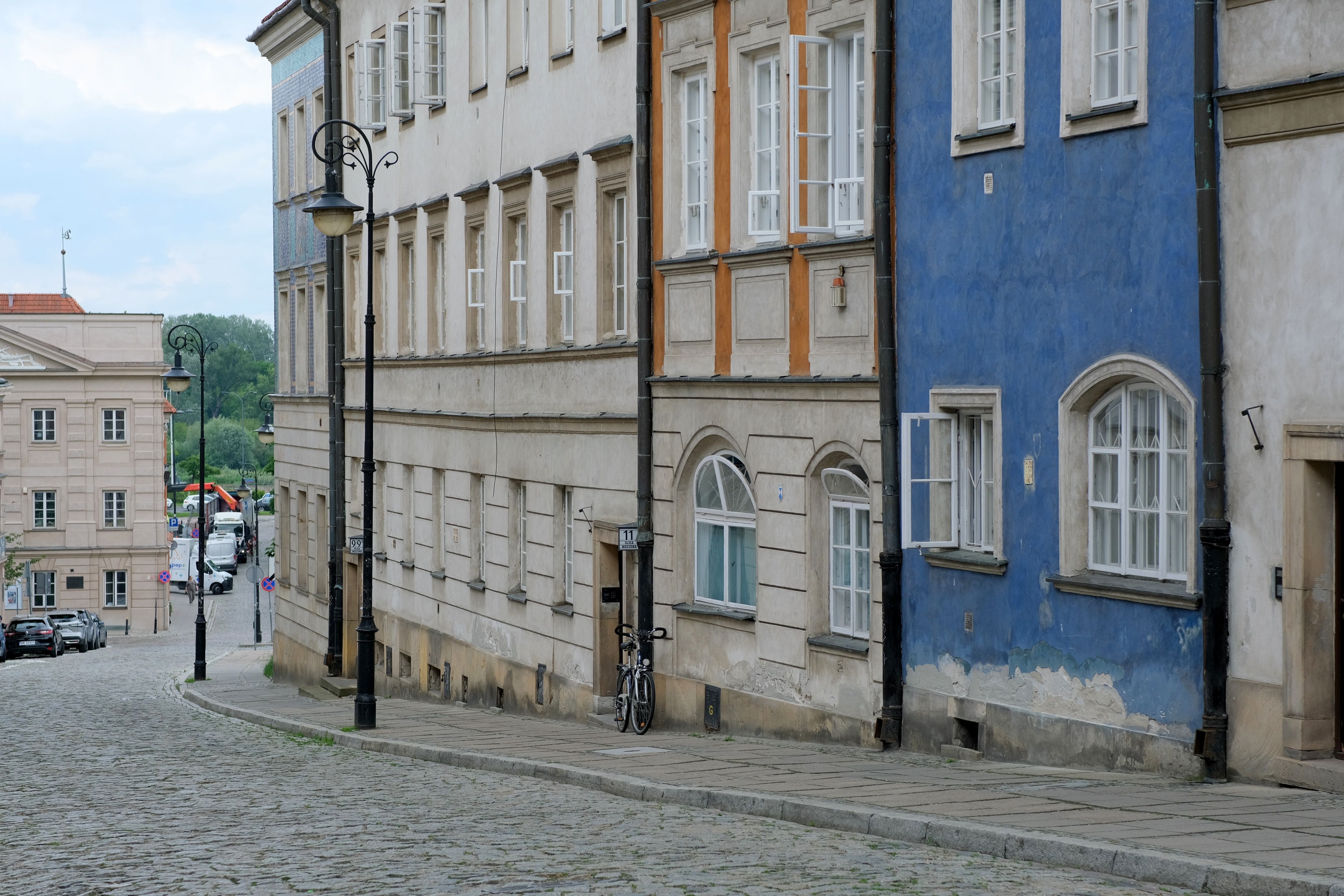 Charming European Street with Historic Buildings · Free Stock Photo