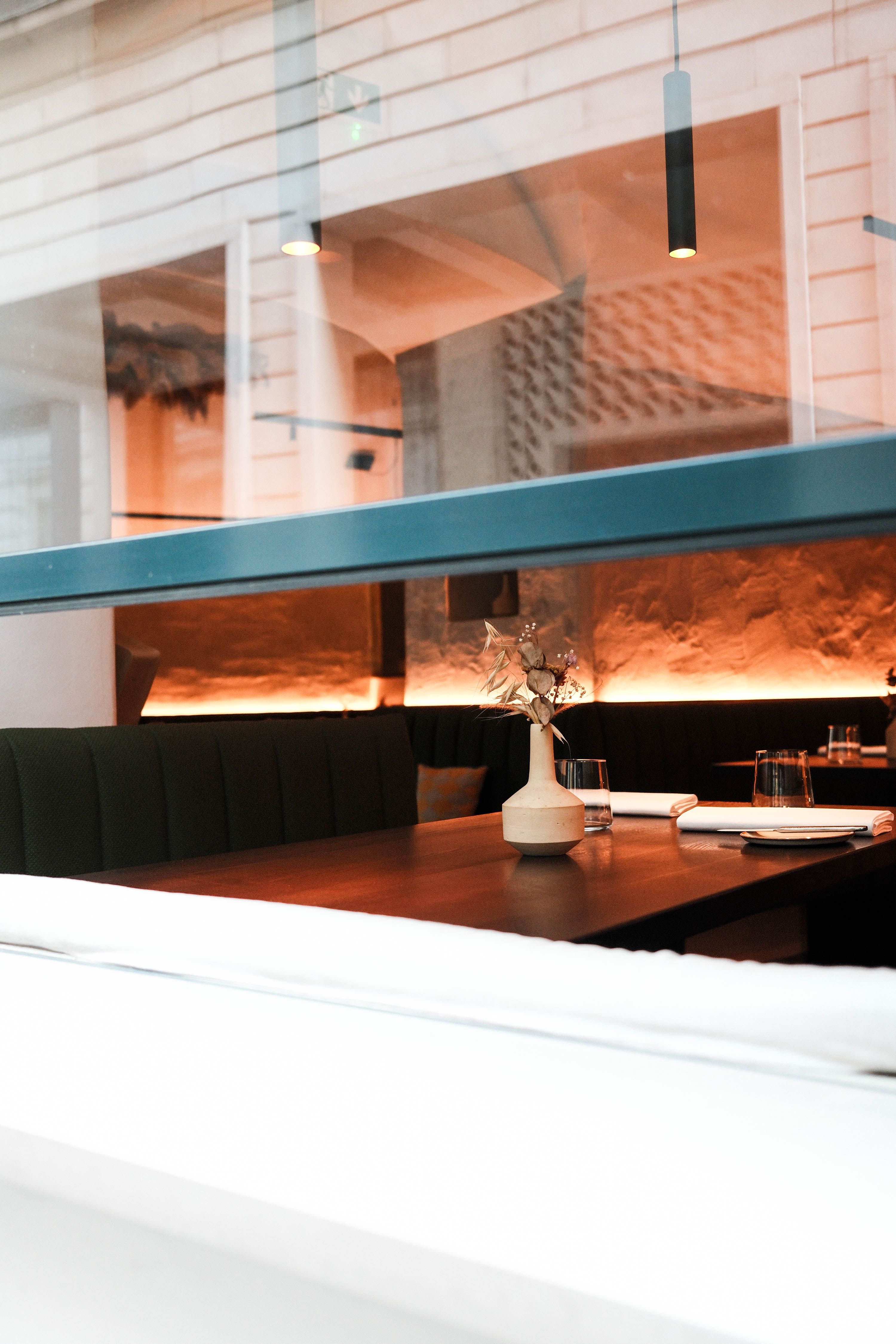 Inviting Modern Café Interior with Cozy Seating · Free Stock Photo