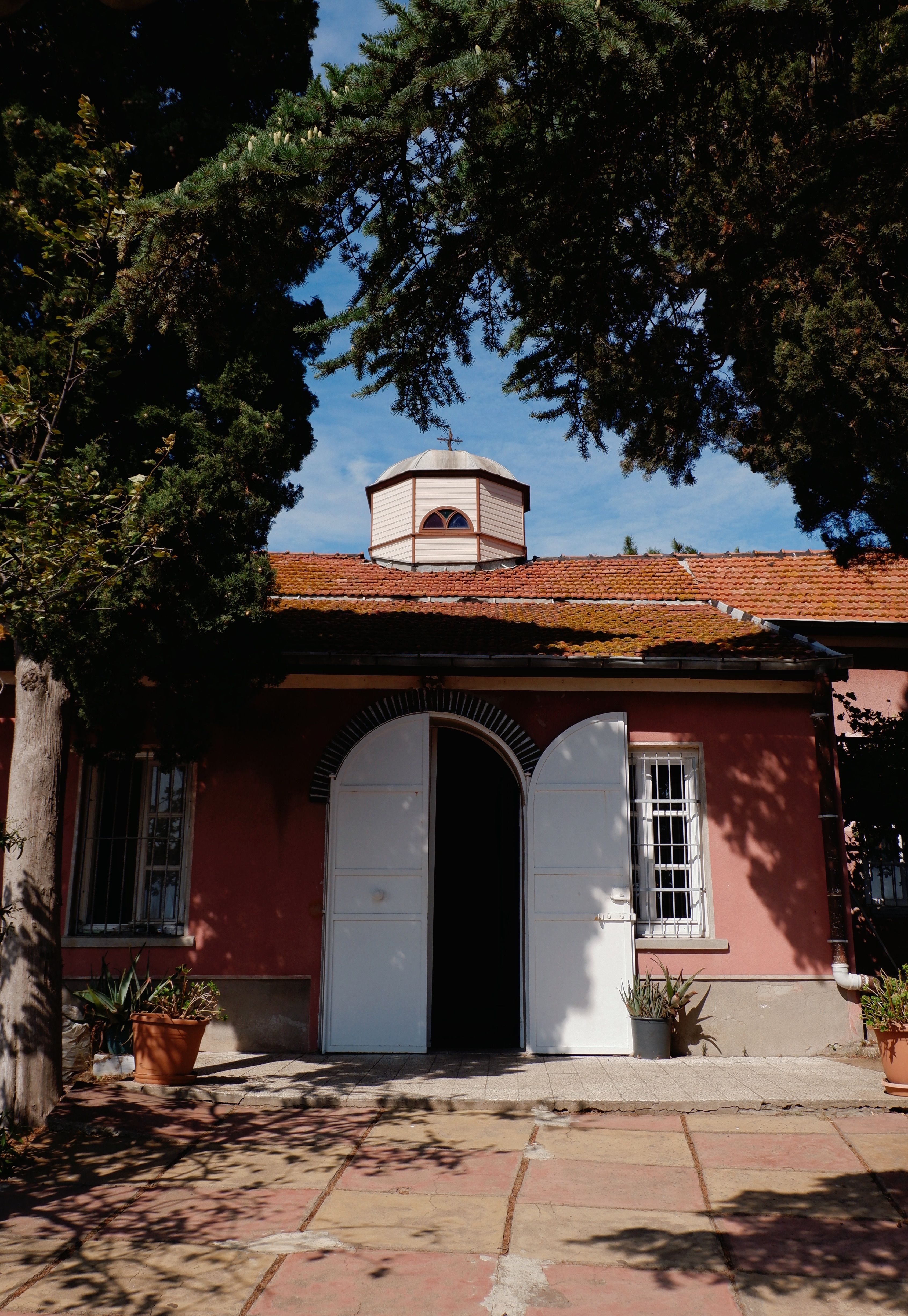 Charming Italian Villa Entrance Surrounded by Nature · Free Stock Photo