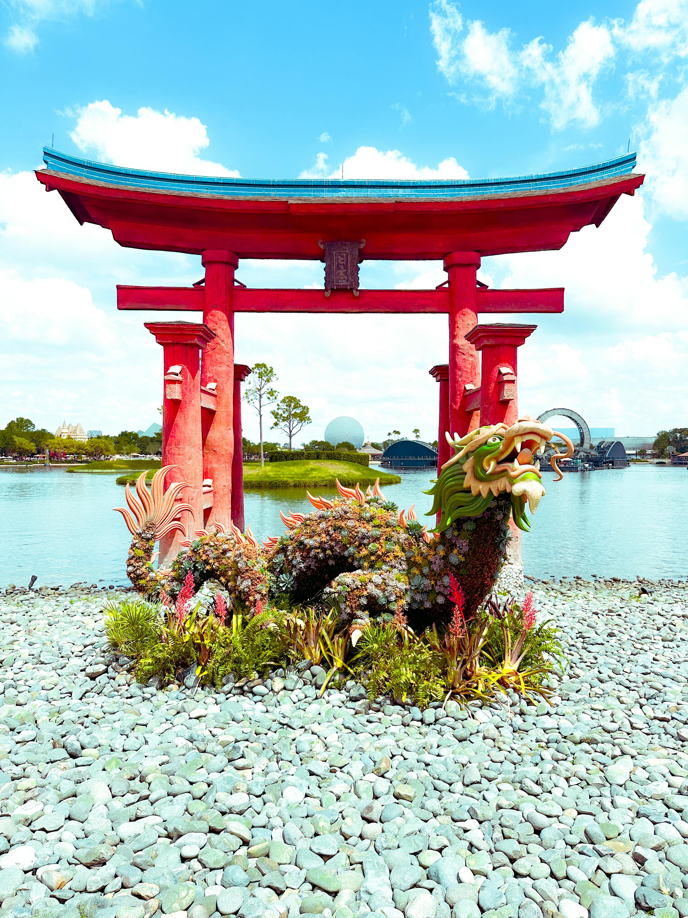 Puerta Torii Japonesa Y Escultura De Dragón En Epcot · Foto de stock ...