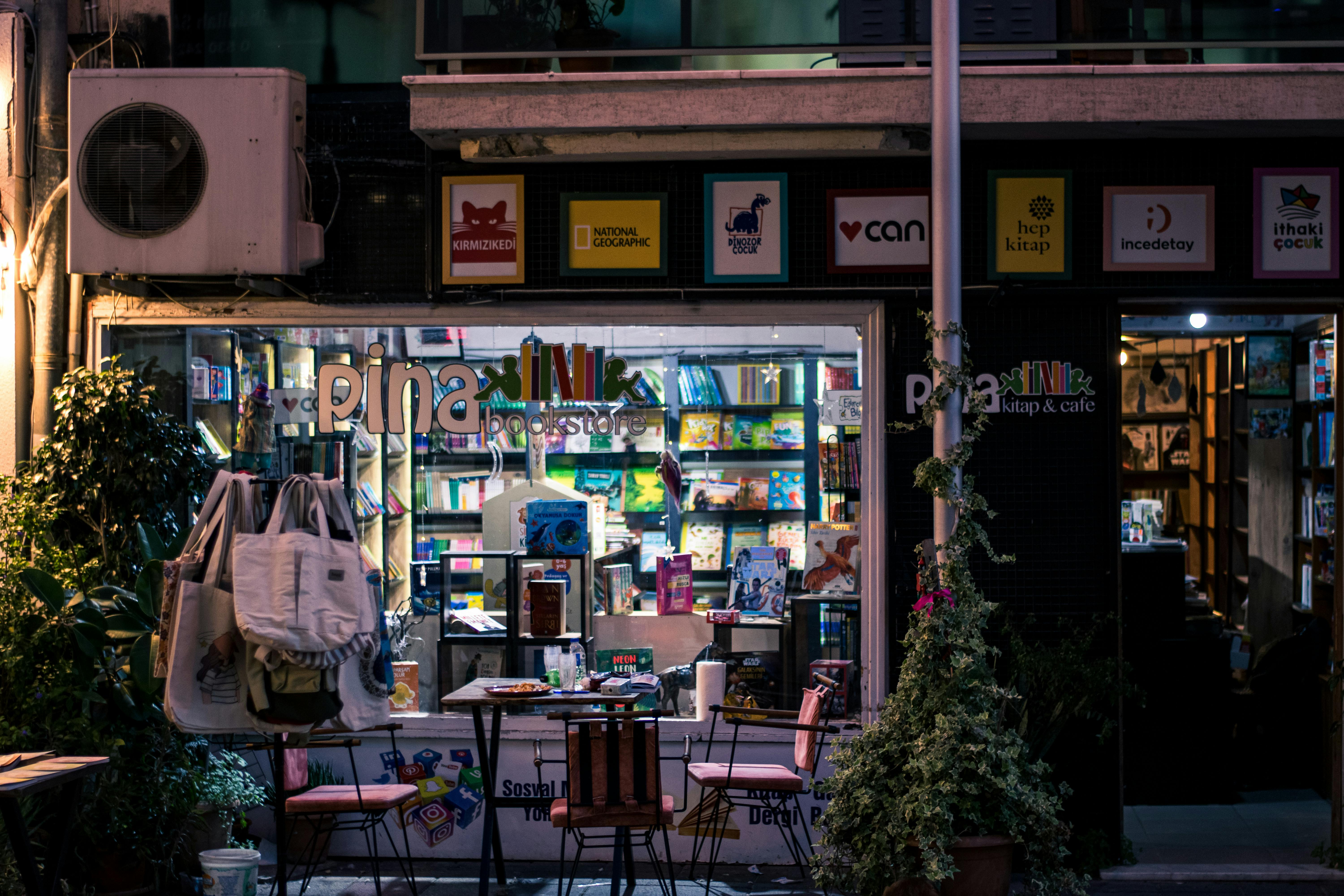Acogedora Velada En La Librería Y Cafetería Pina · Foto de stock gratuita