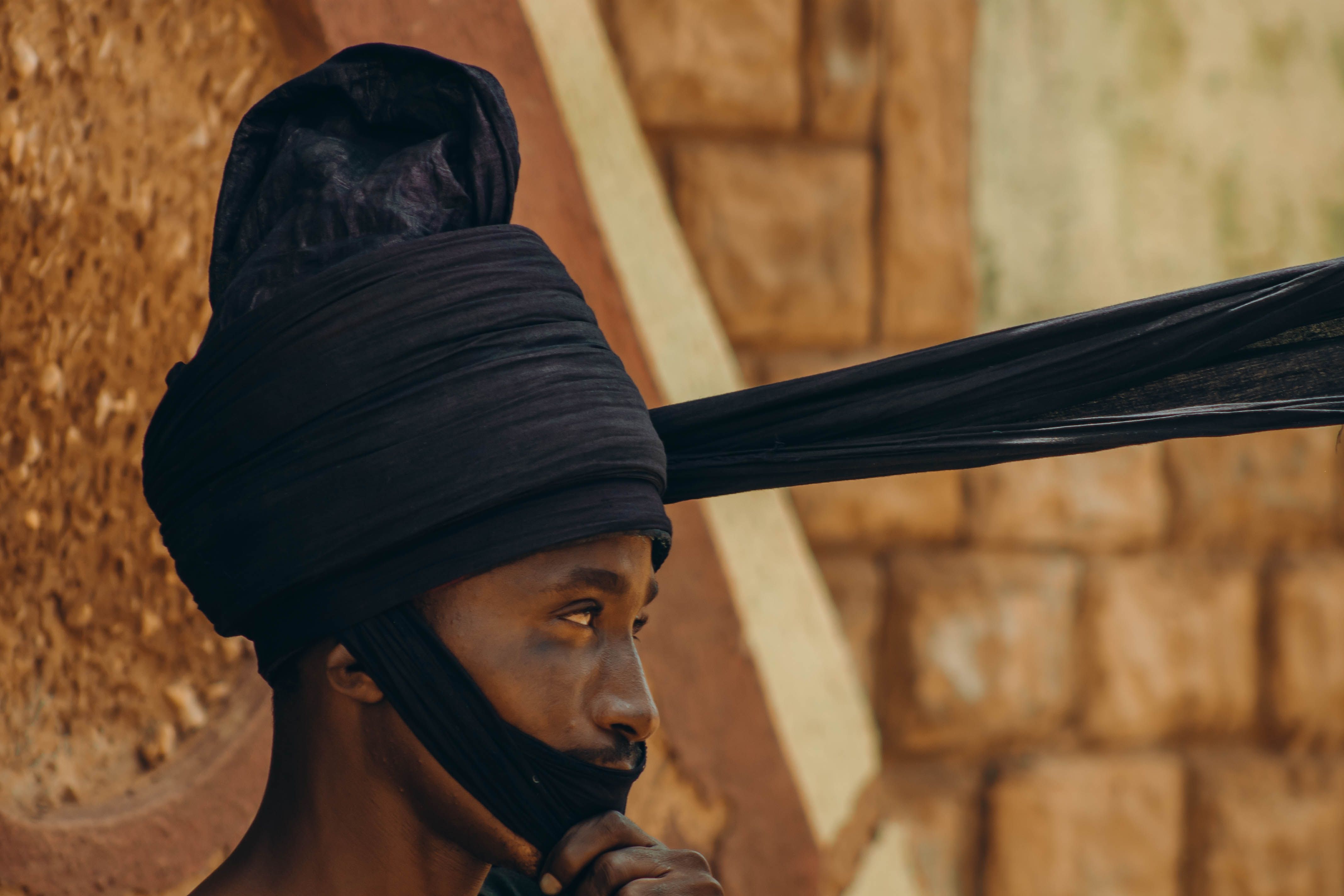 Portrait D'un Homme Portant Un Turban Touareg Traditionnel En Extérieur ...