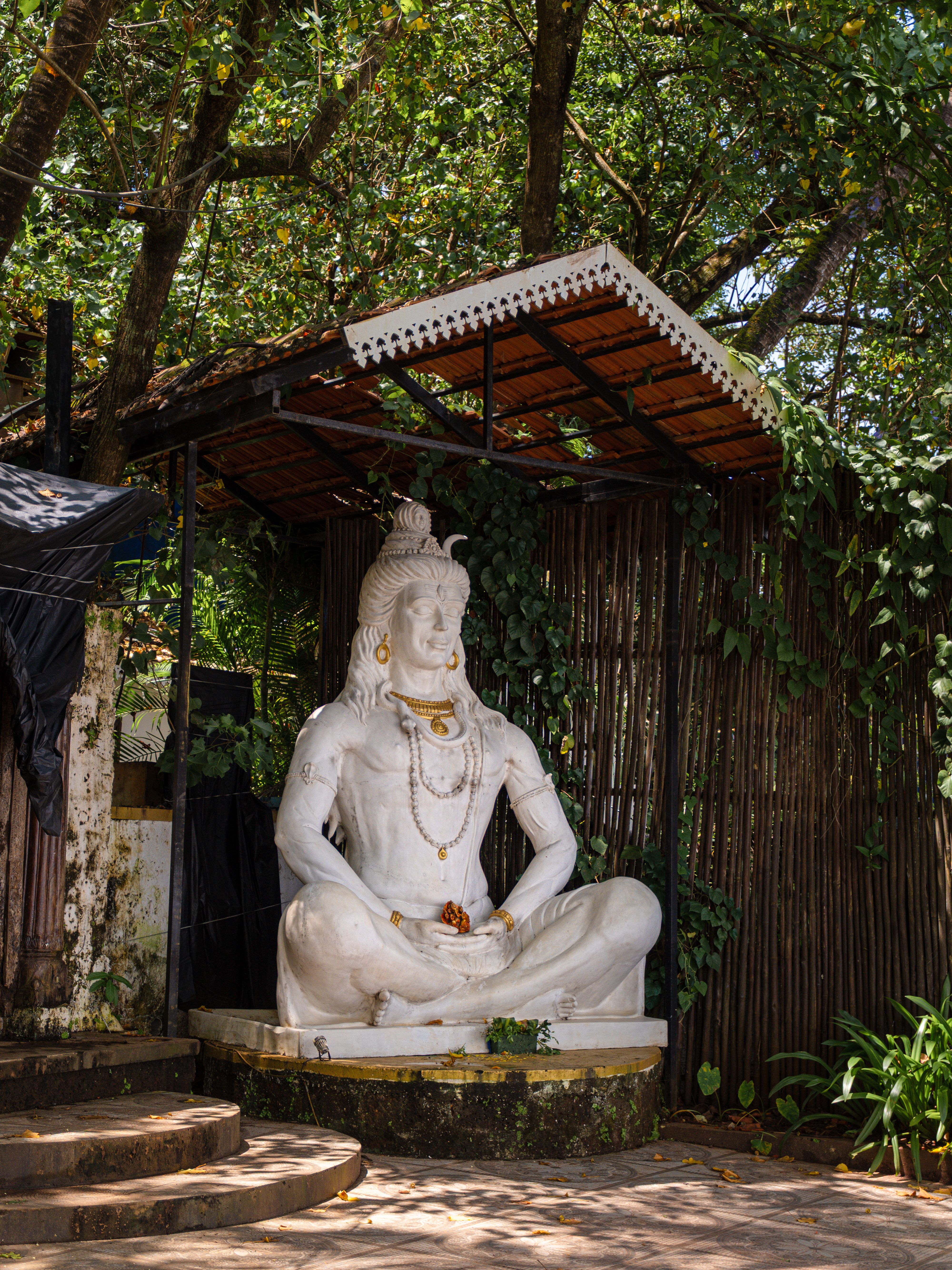 Serene Shiva Statue in Goa's Natural Setting · Free Stock Photo