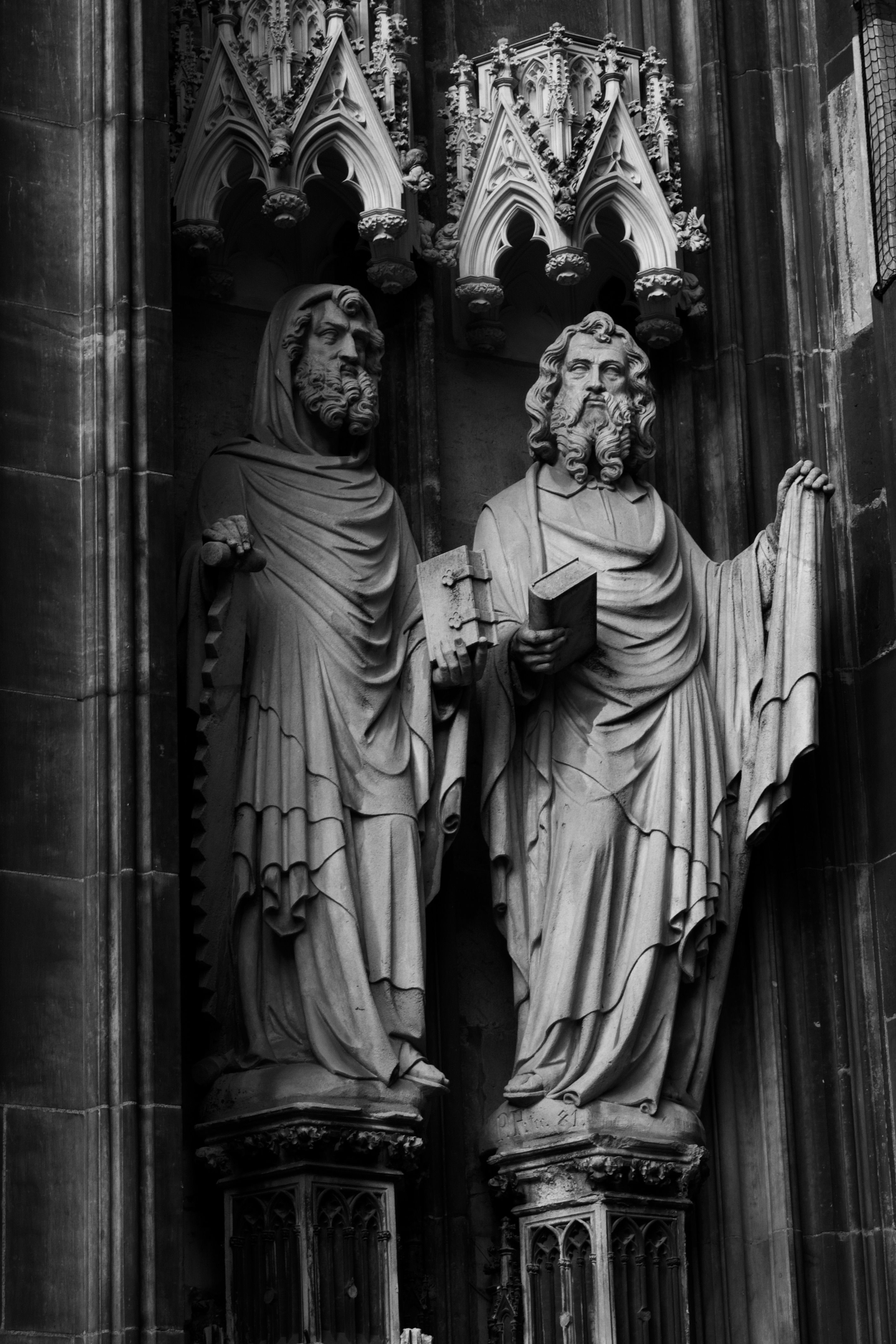 Gothic Architectural Stone Statues in Black and White · Free Stock Photo