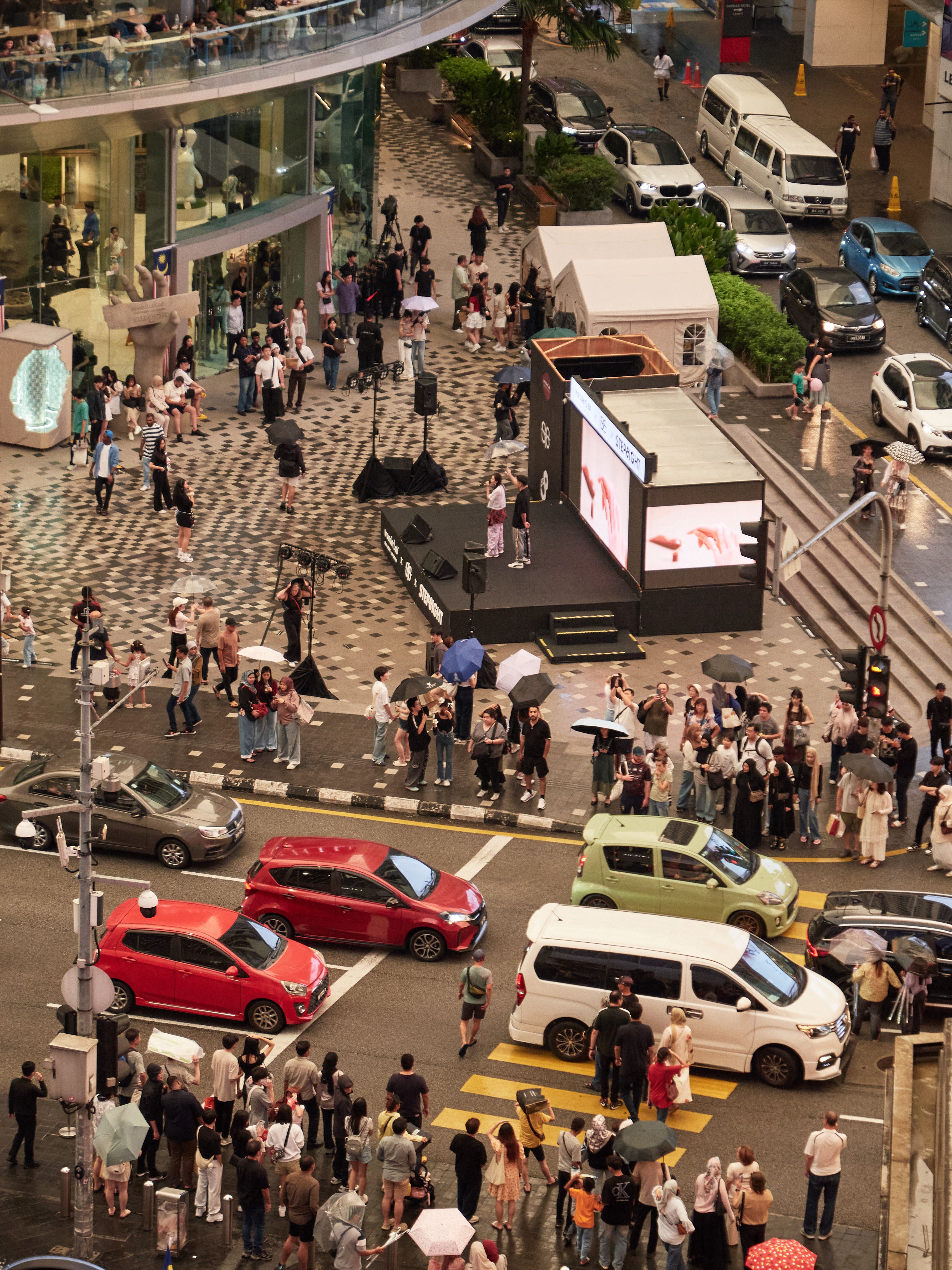 Busy Urban Intersection with Crowd Gathering · Free Stock Photo