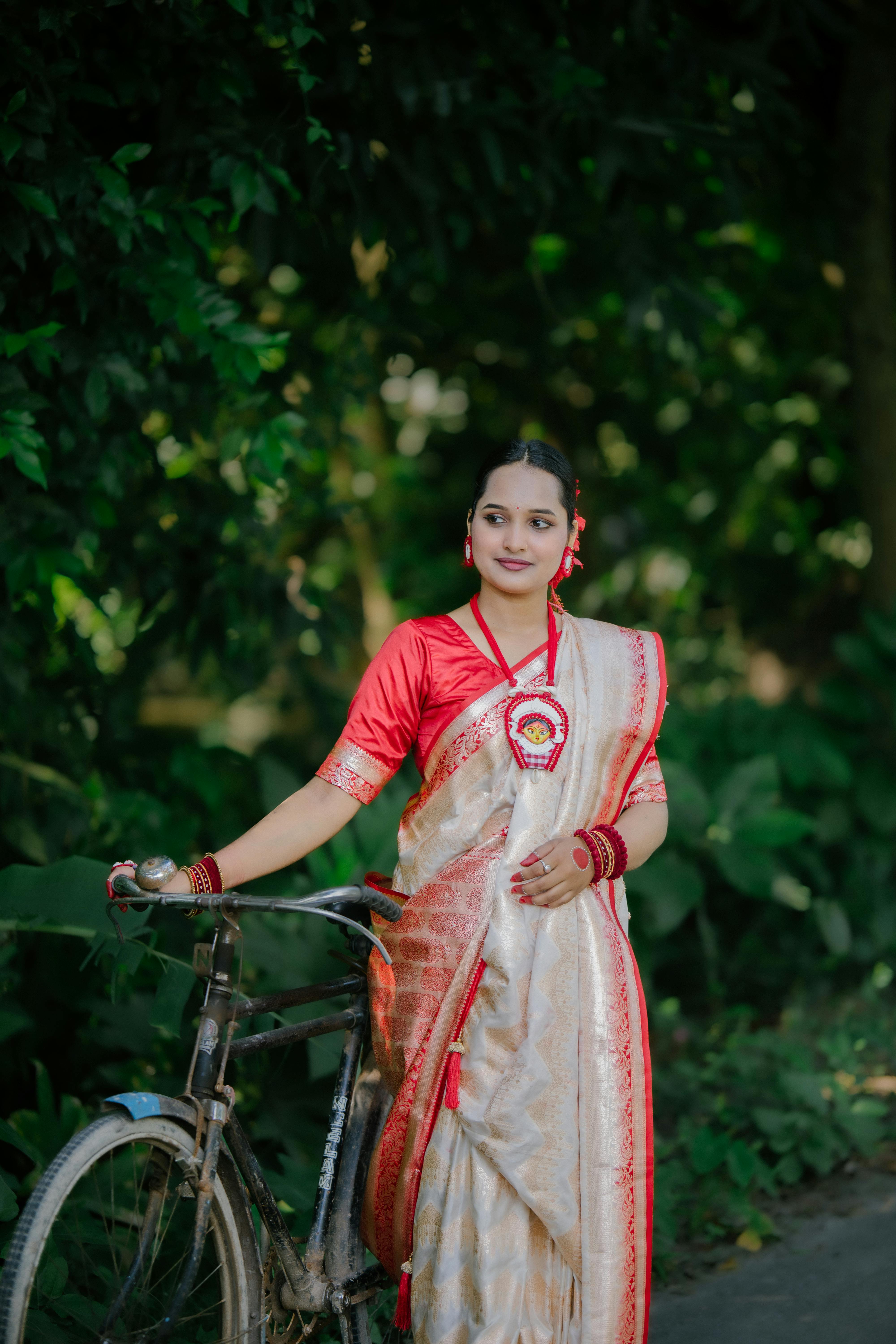 Saree Images Photos, Download The BEST Free Saree Images Stock Photos ...