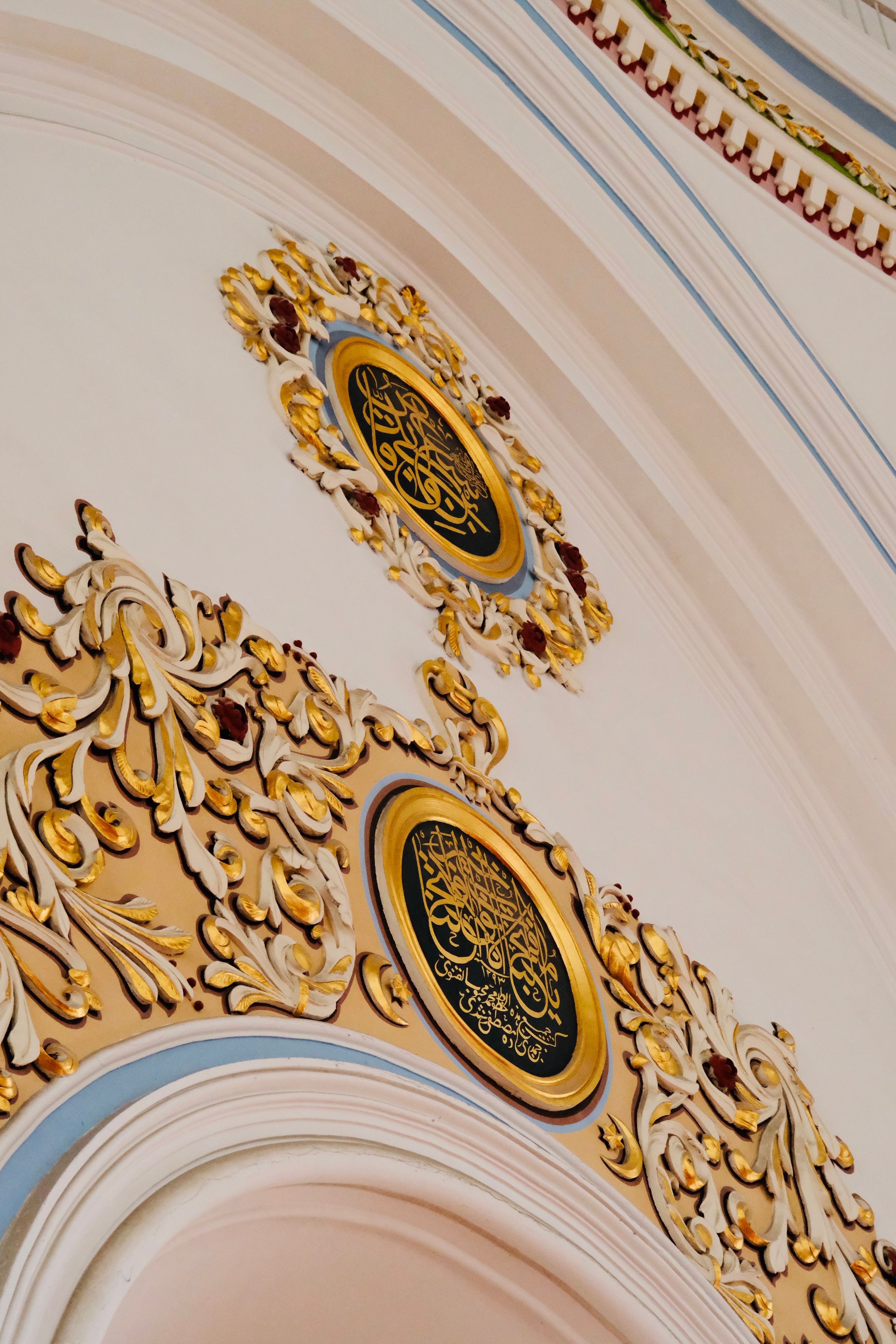 Ornate Islamic Architectural Ceiling Design · Free Stock Photo