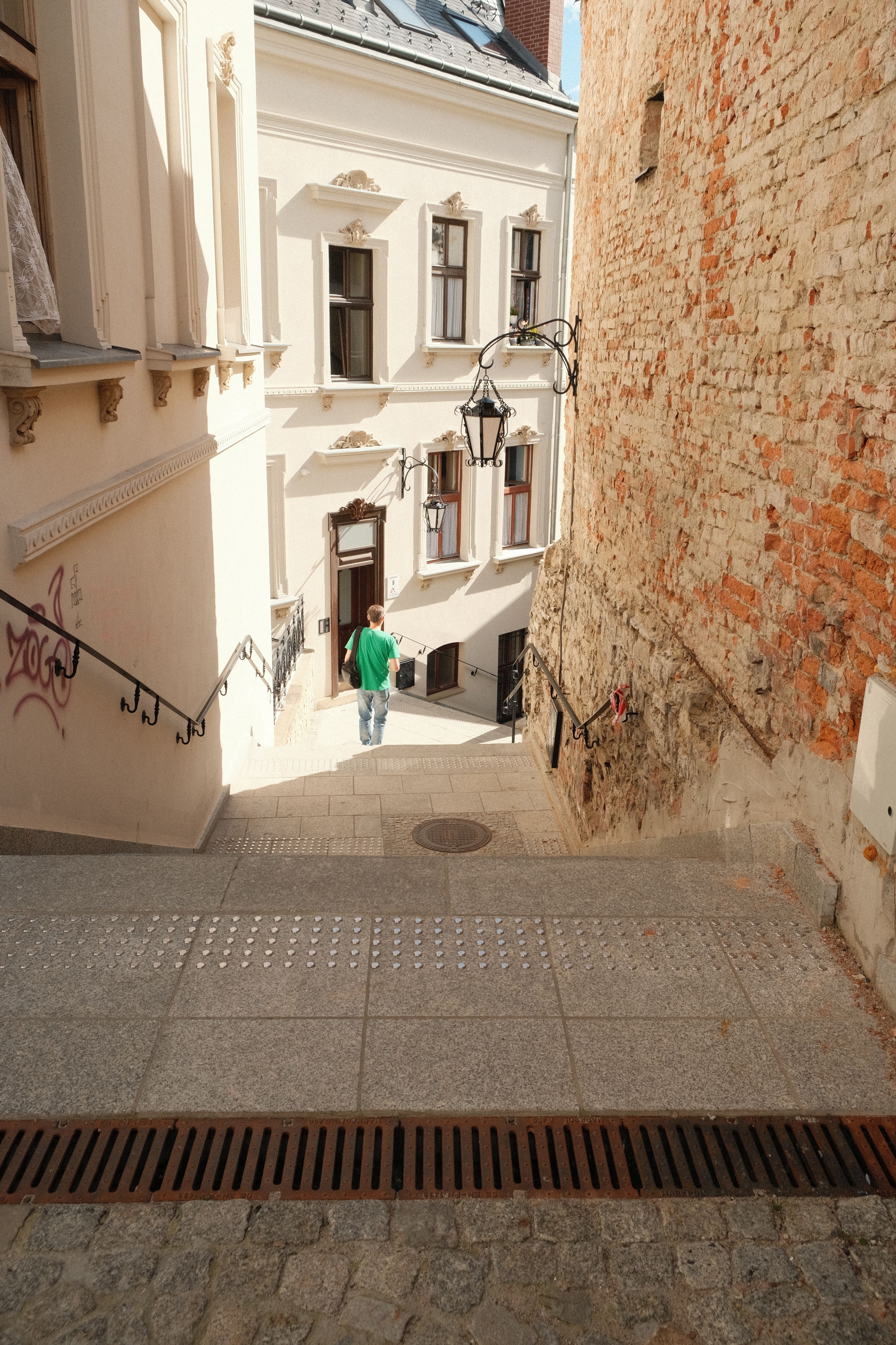 Charming Urban Alley with Vintage Architecture · Free Stock Photo