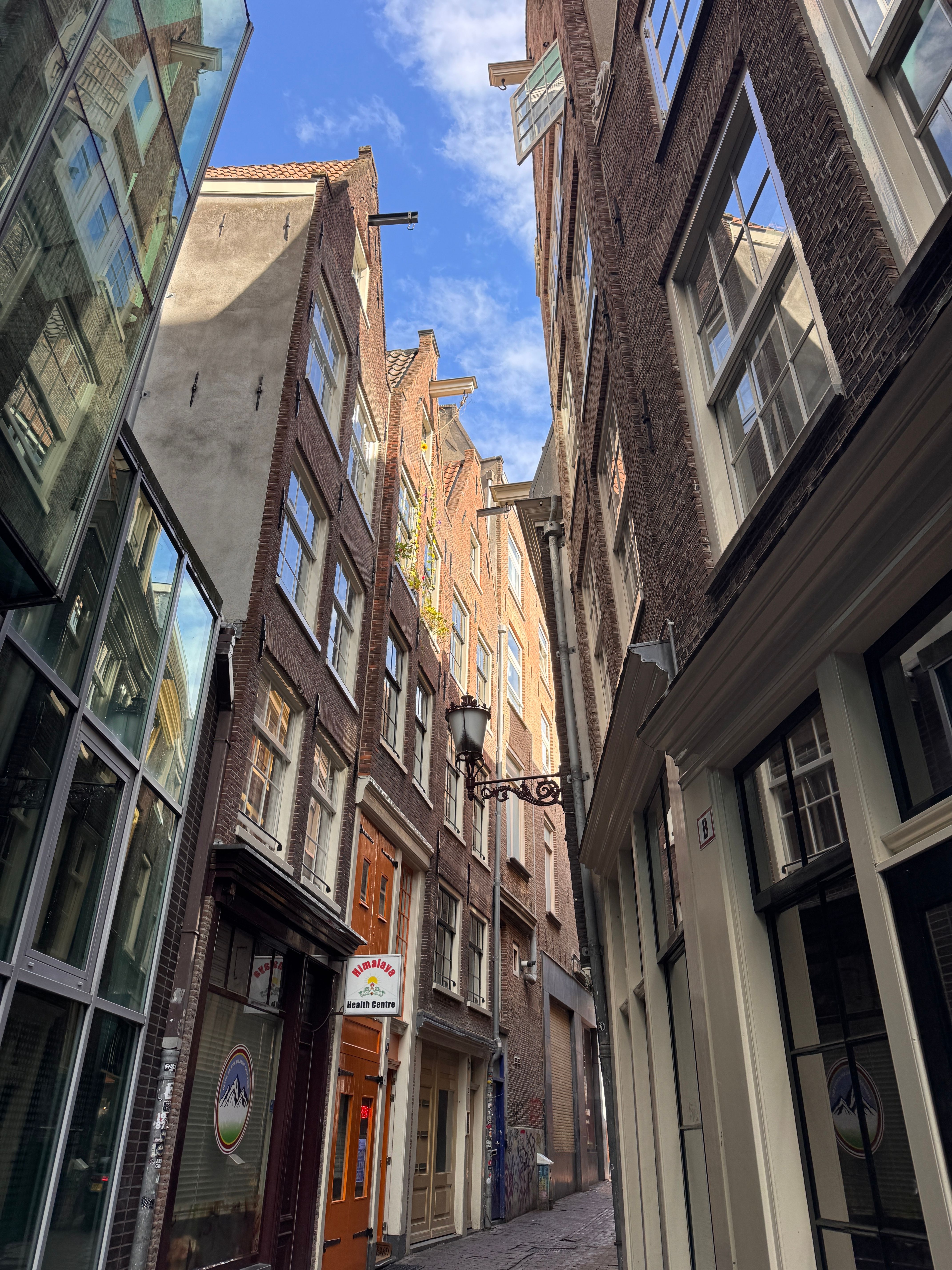 Charming Narrow Street in Amsterdam's Historic Center · Free Stock Photo