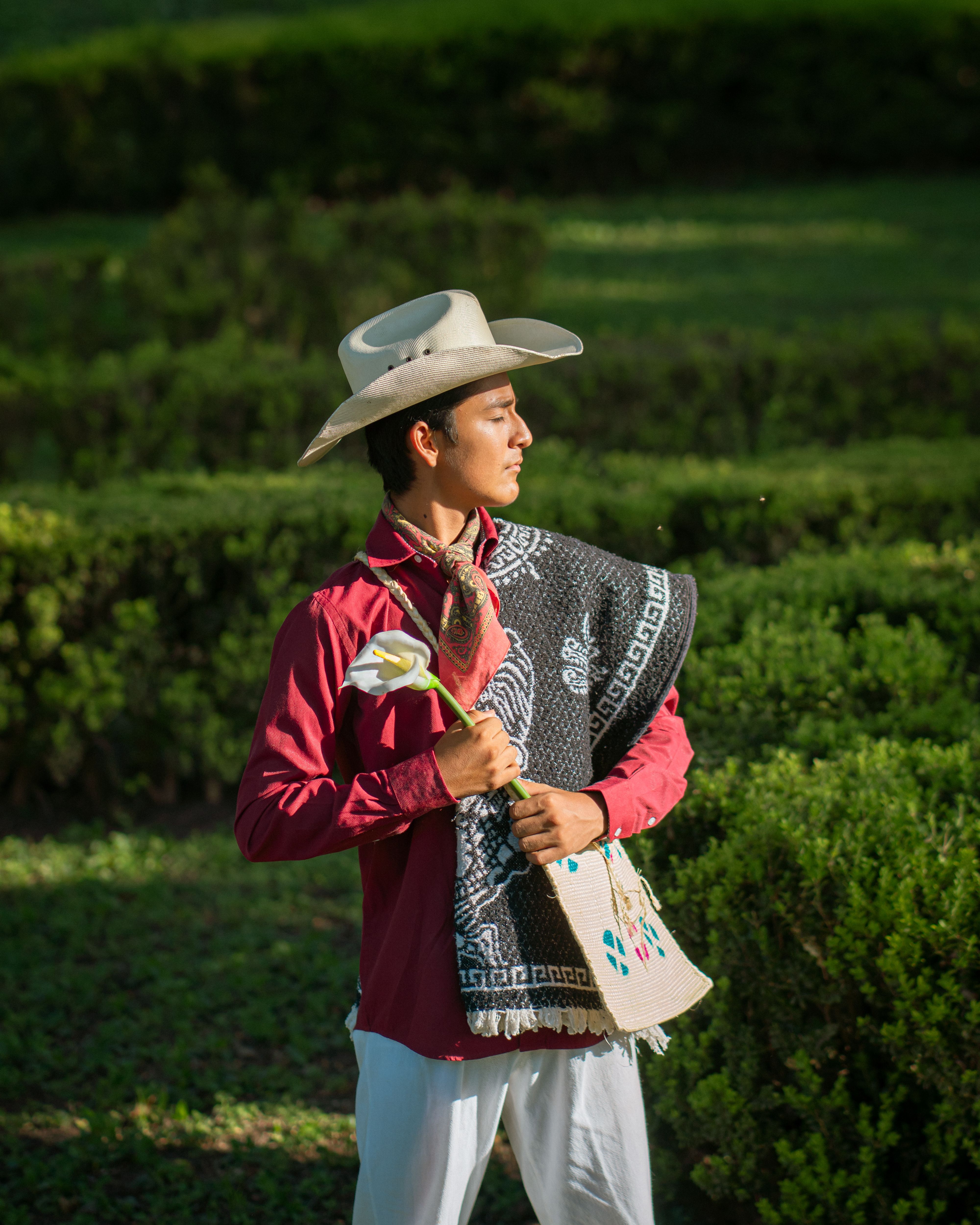 Homme Mexicain En Tenue Folklorique Traditionnelle En Extérieur · Photo ...