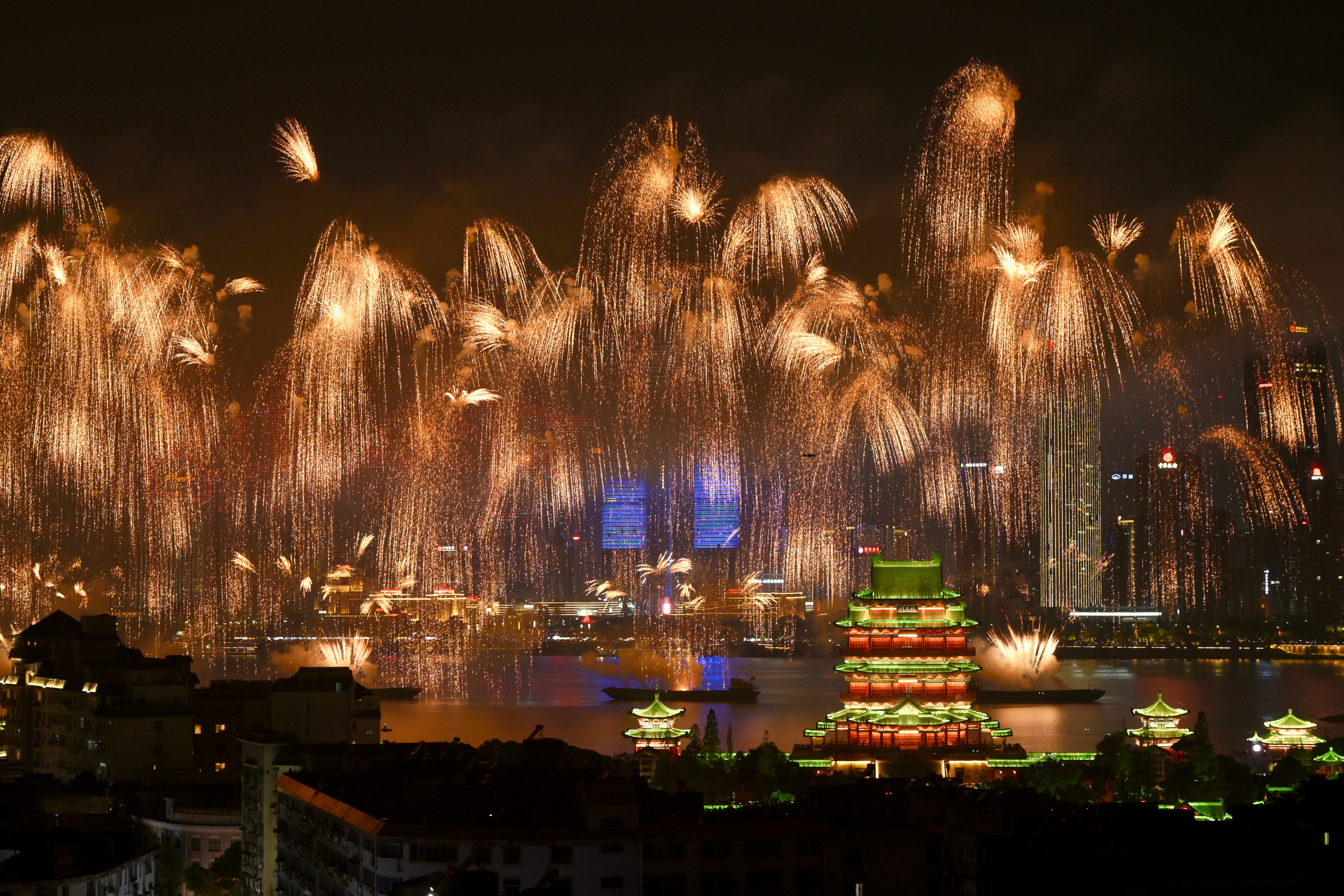 Spectacular Fireworks over Pavilion and City Skyline · Free Stock Photo