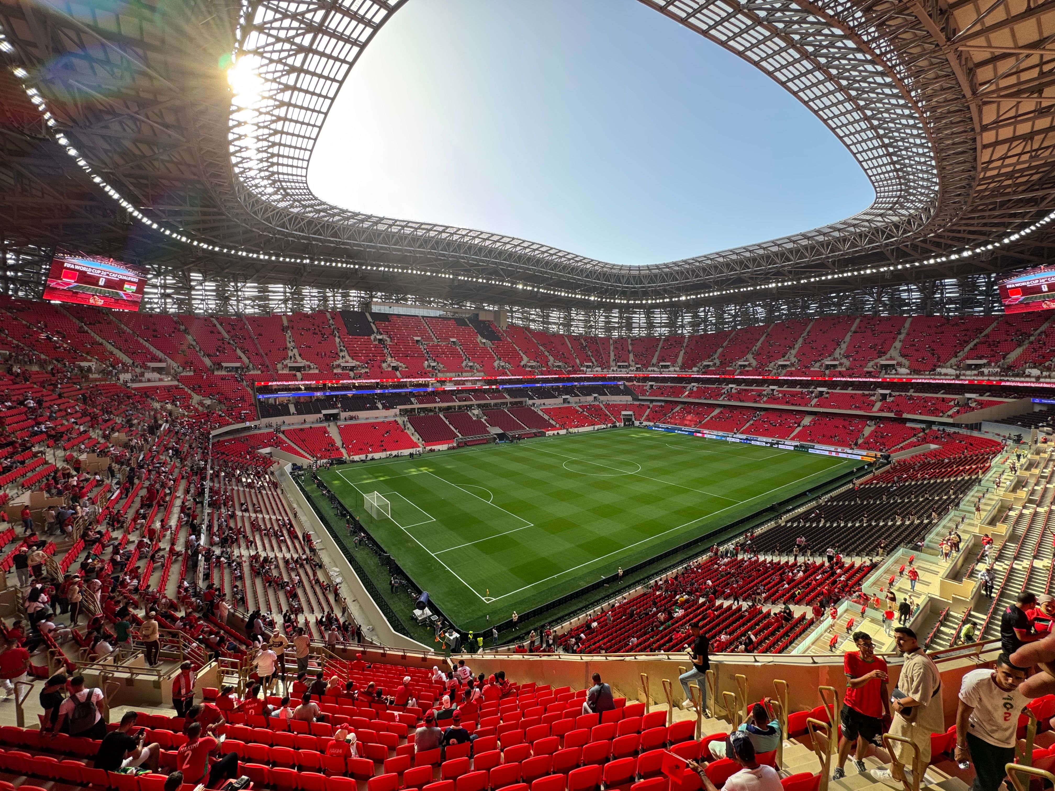 Un Stade Moderne Rempli De Supporters Par Une Journée Ensoleillée ...