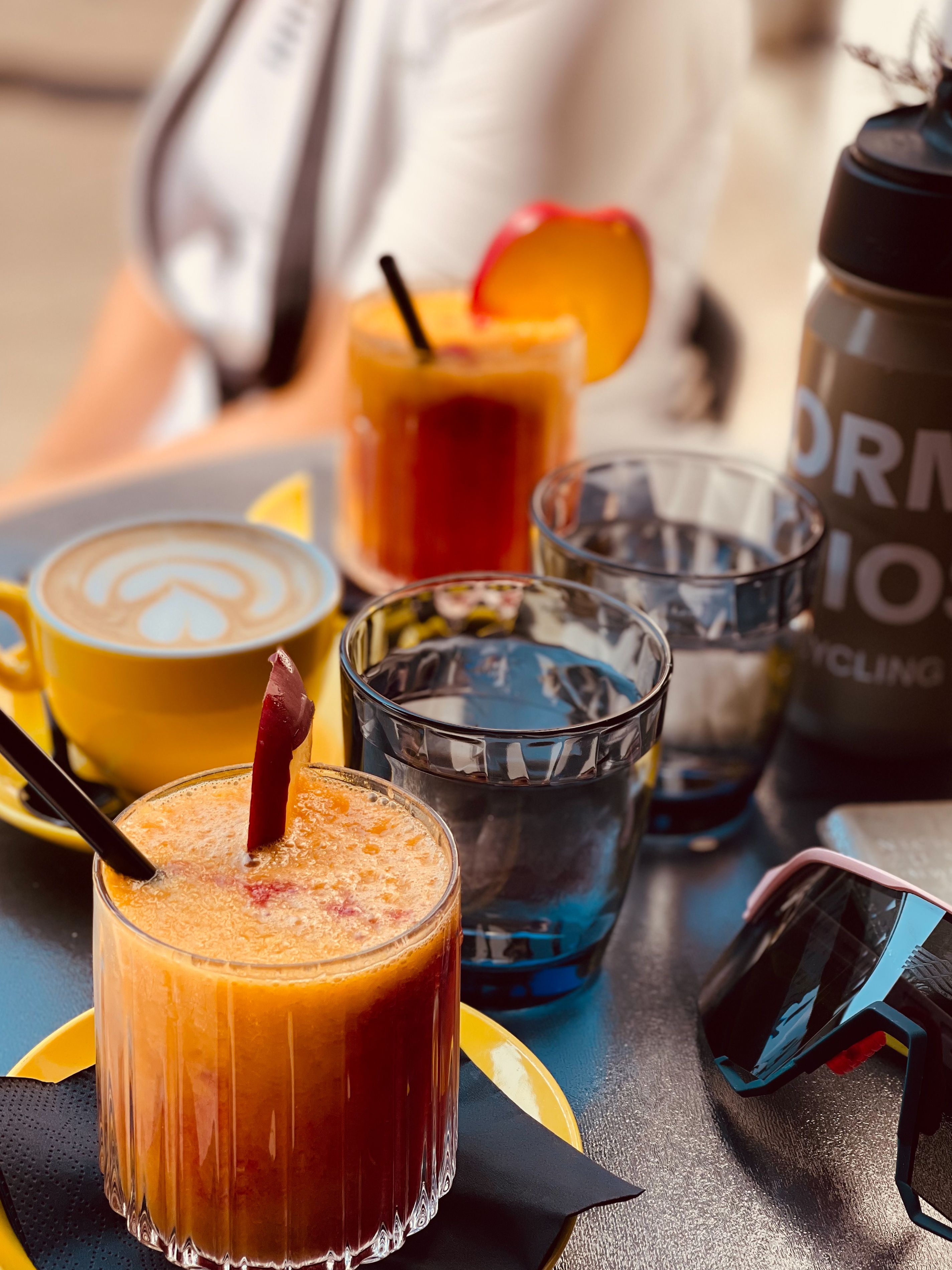 Bebidas Refrescantes Y Café En La Cafetería Al Aire Libre · Foto de ...