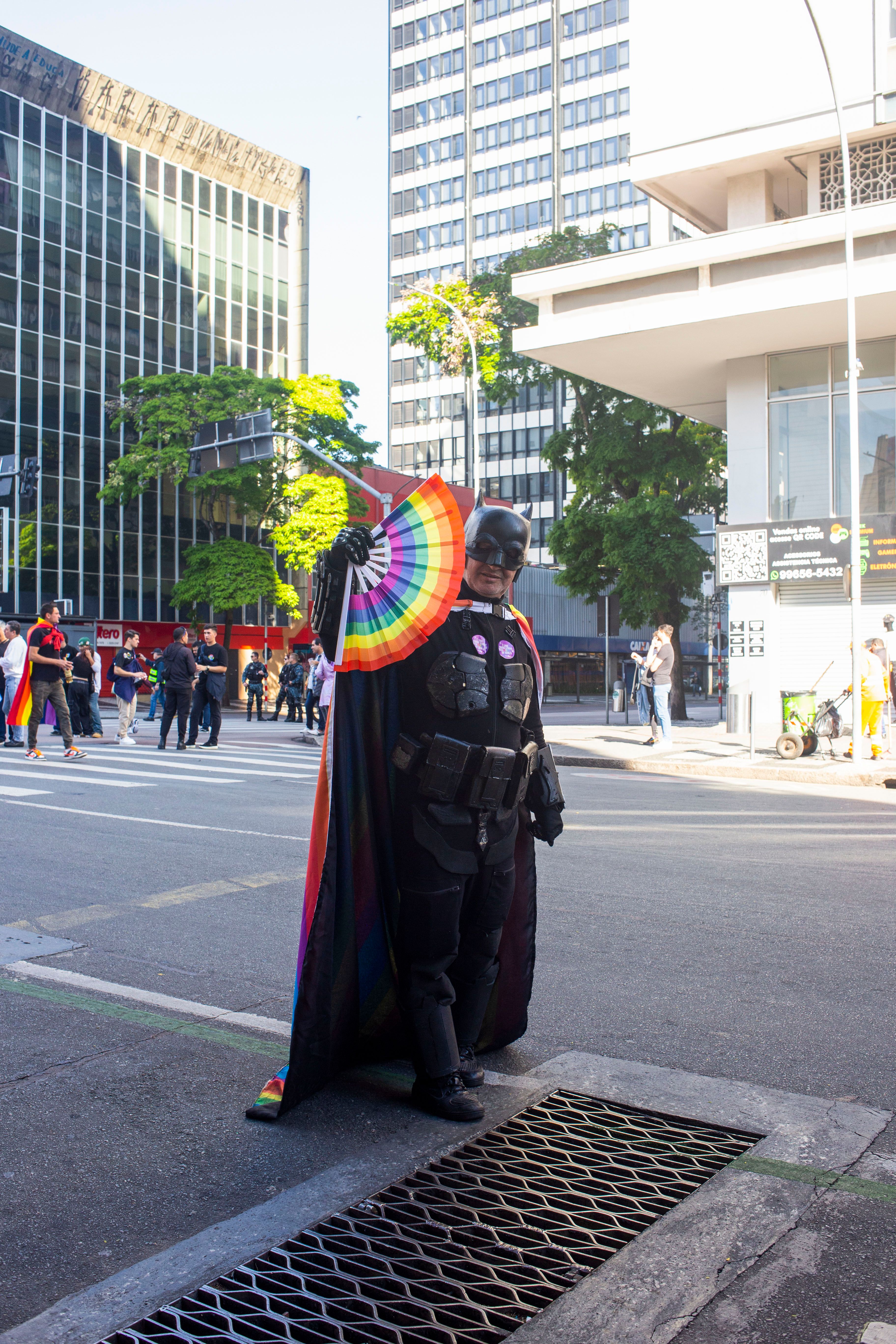 Parada Do Orgulho Lgbtqia+ Colorida Em Curitiba Com Leque Arco íris ...