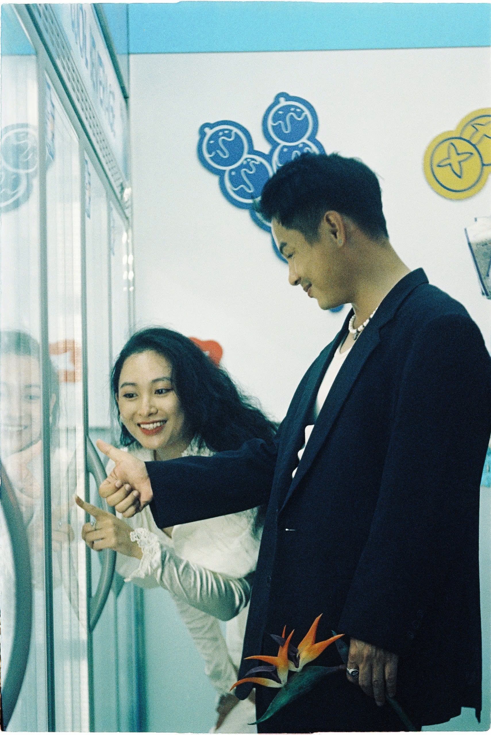 Pareja Feliz Comprando En Una Tienda Moderna · Foto de stock gratuita