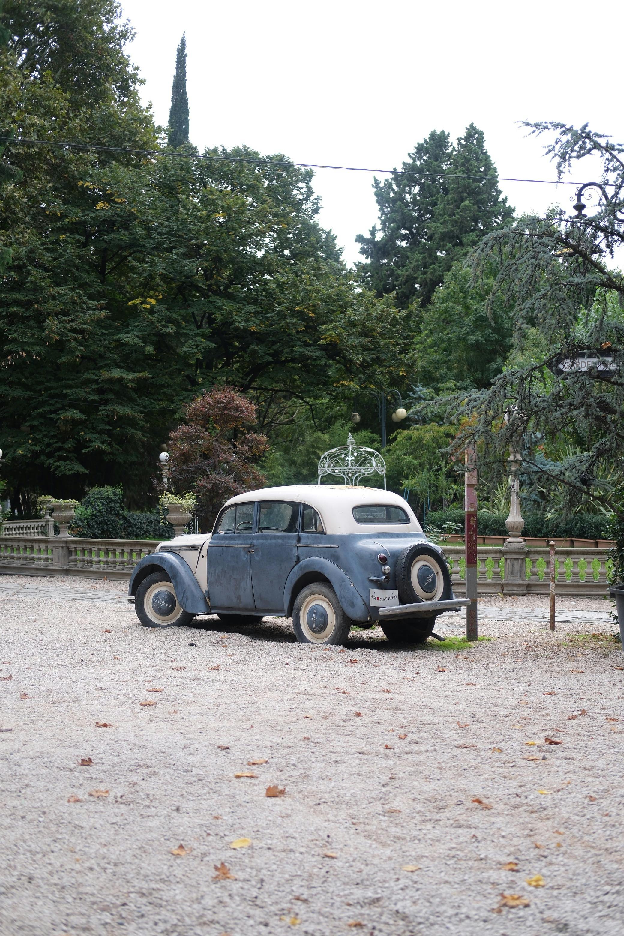 Mobil Vintage Terparkir Di Suasana Luar Ruangan Yang Tenang · Foto Stok ...