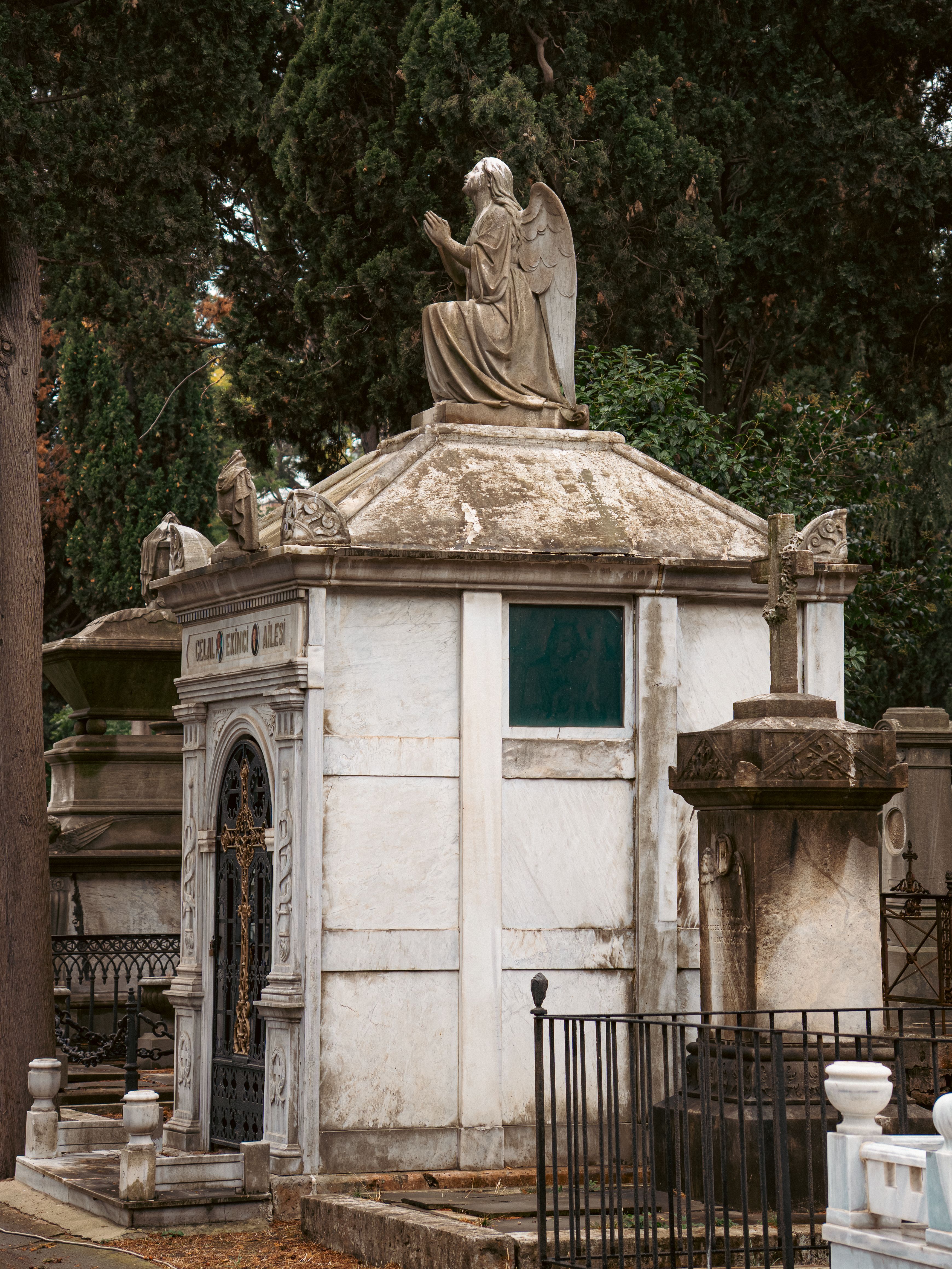 Mausoleo Histórico Con Estatua De ángel En El Cementerio · Foto de ...