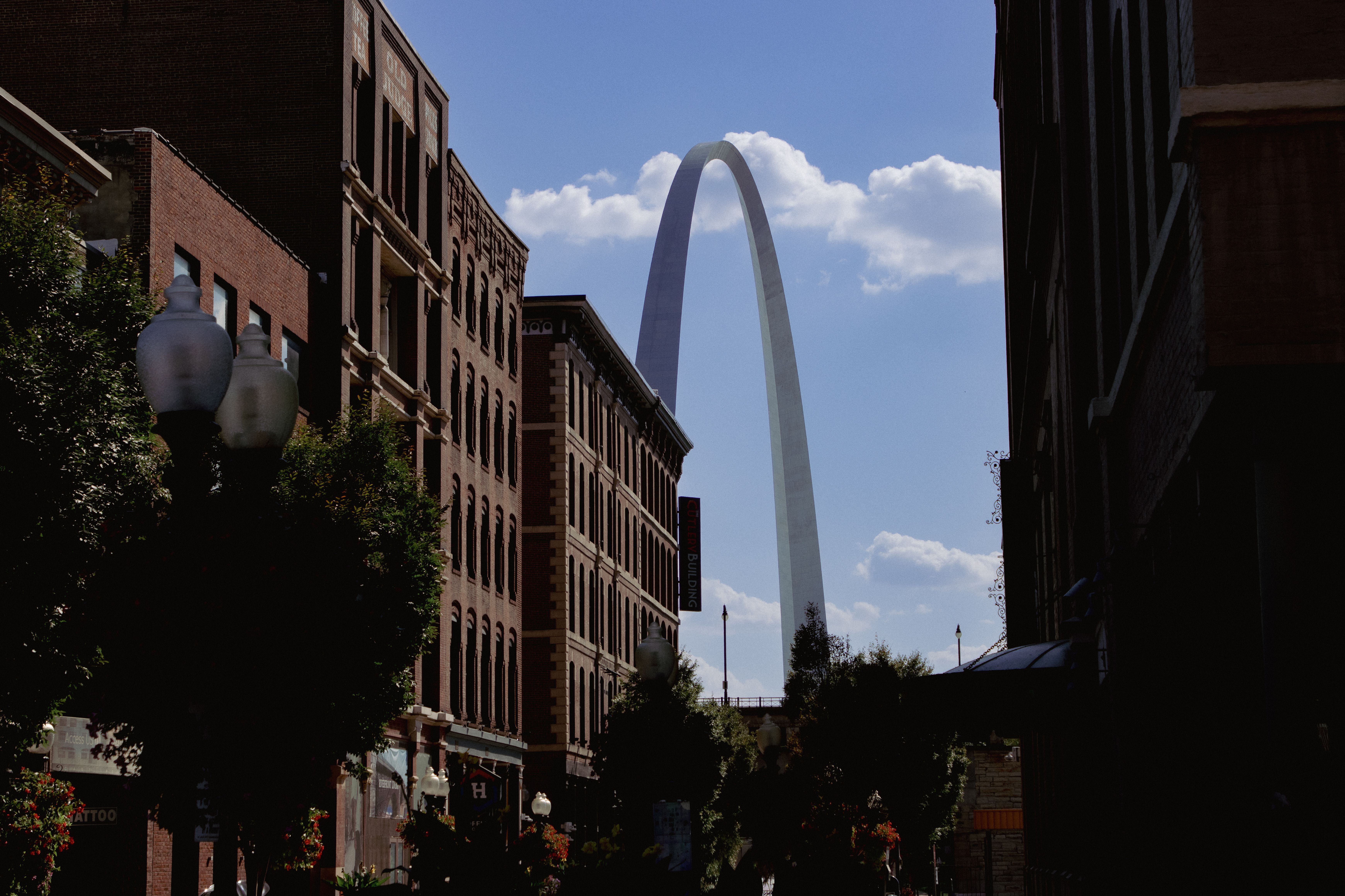 St. Louis Gateway Arch Framed by Urban Buildings · Free Stock Photo