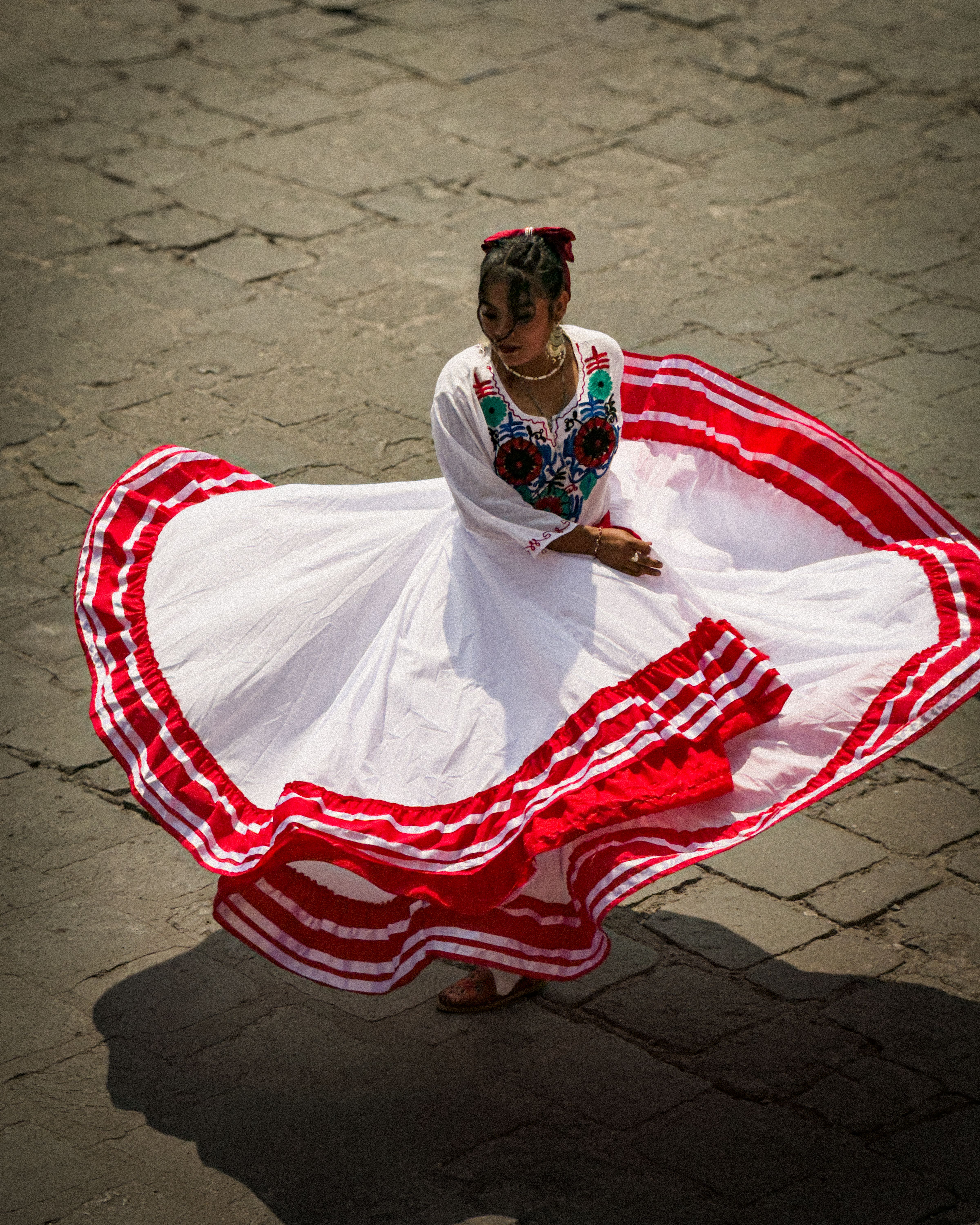 Traditional Mexican Dance in Vibrant Attire · Free Stock Photo