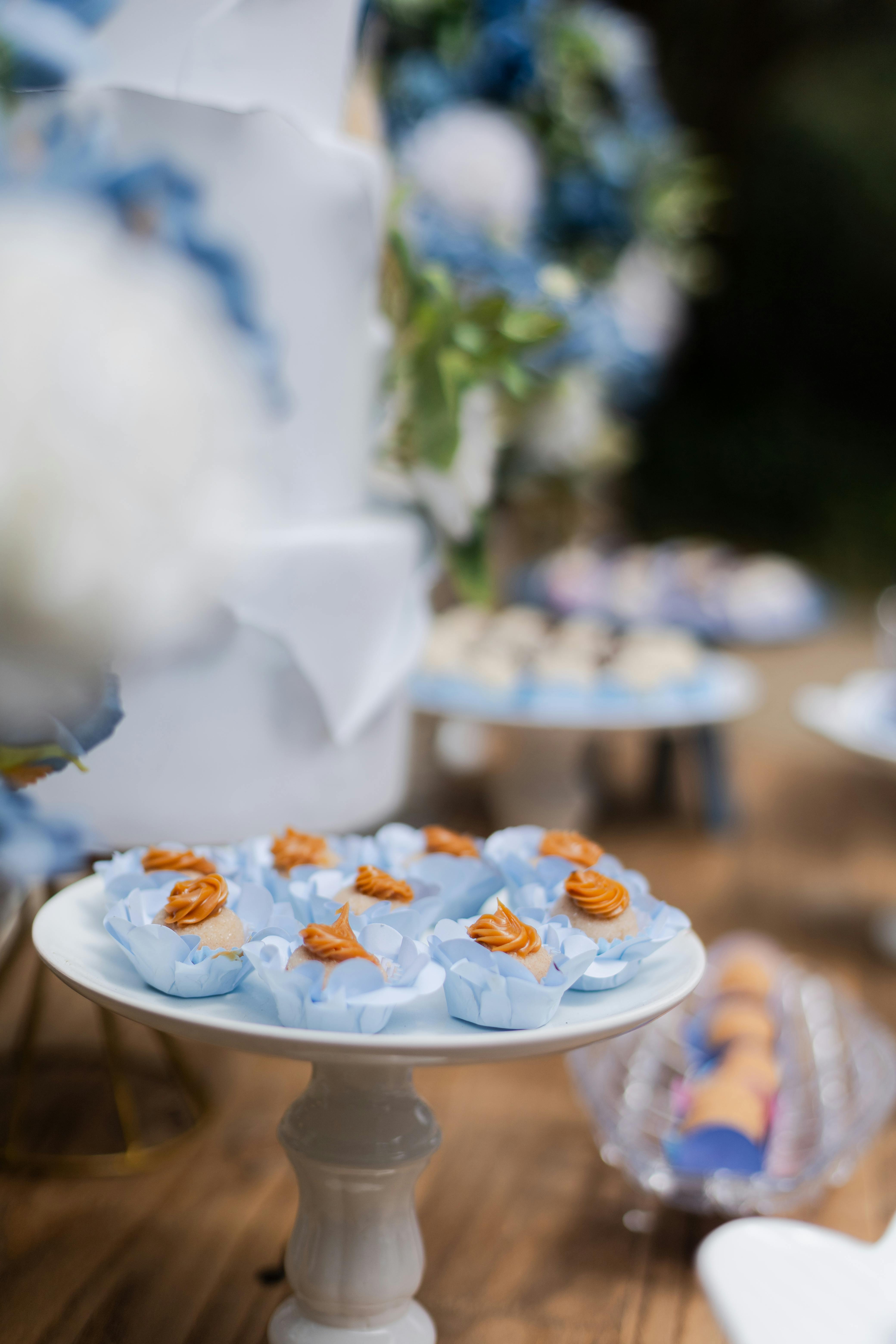 Elegante Mesa De Postres Con Dulces Azules Y Blancos · Foto de stock ...