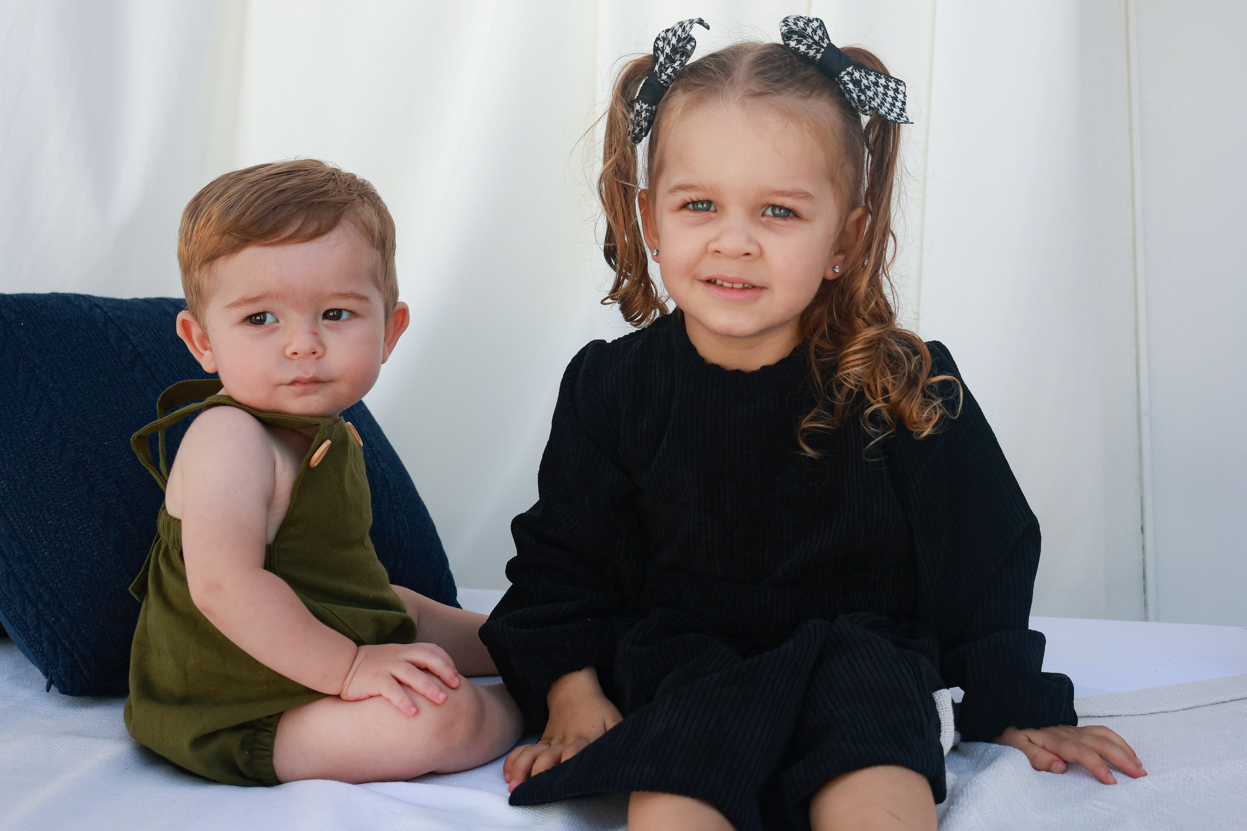 Adorables Hermanos Posando Juntos · Foto de stock gratuita