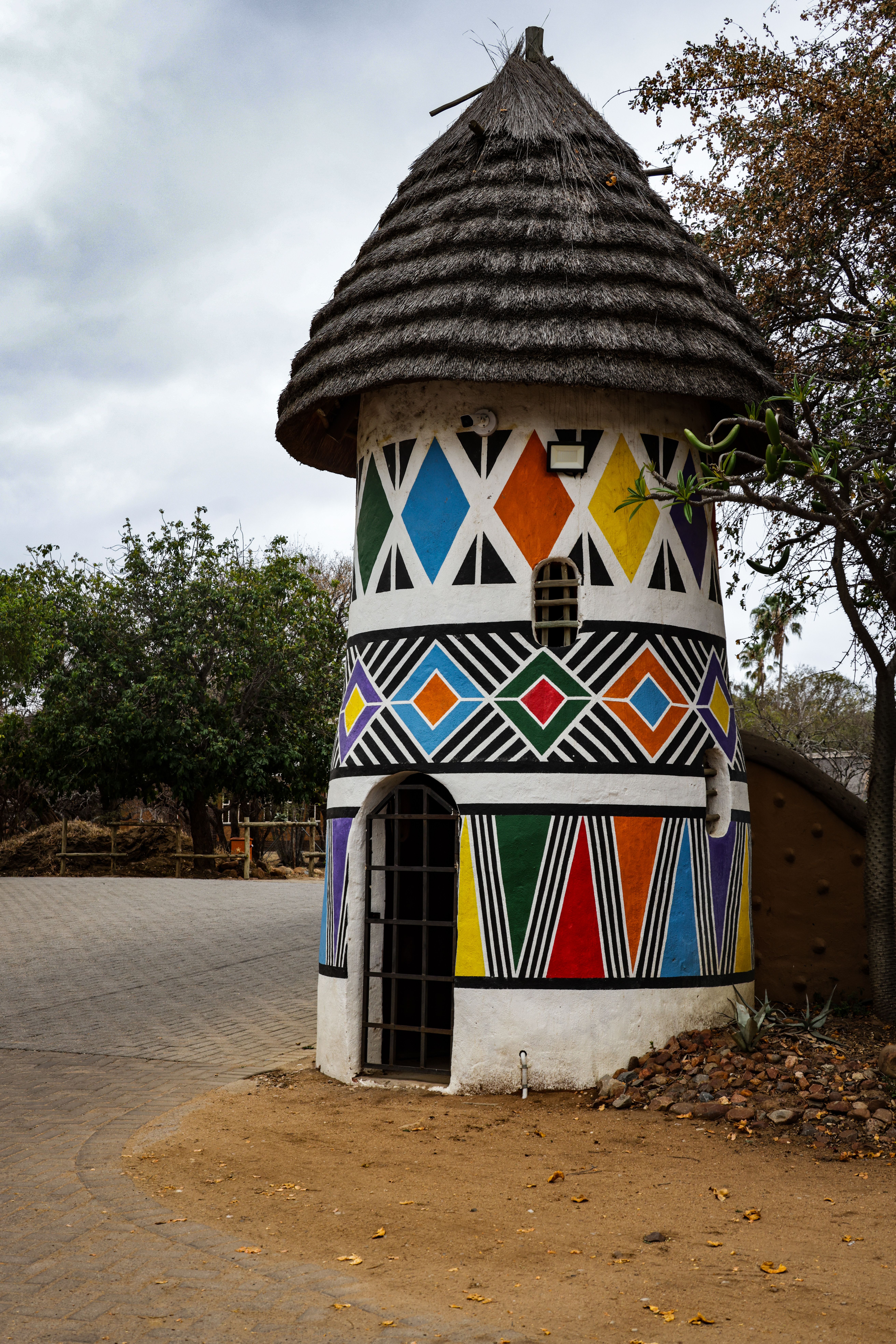 Vibrant Ndebele Painted Tower in Africa · Free Stock Photo