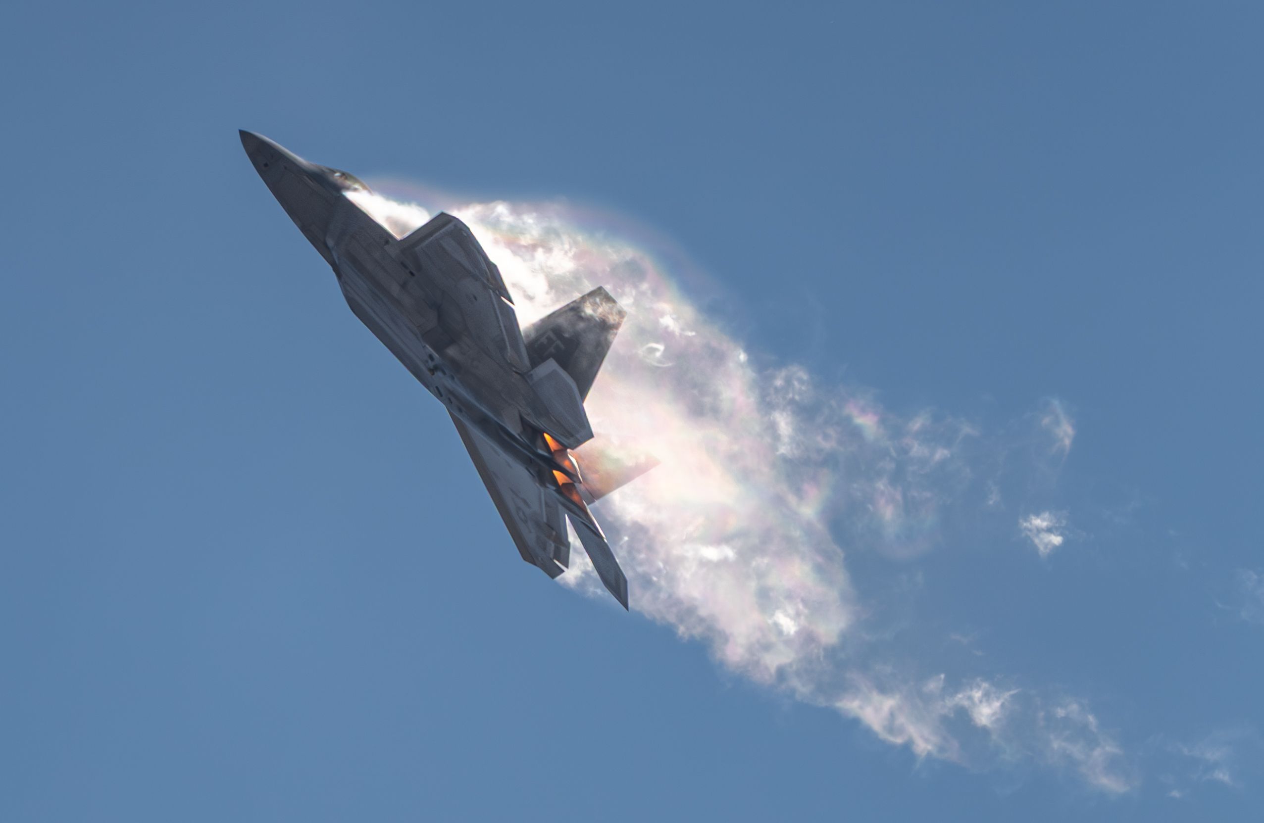 F-22 Raptor in High-Speed Aerobatic Maneuver · Free Stock Photo