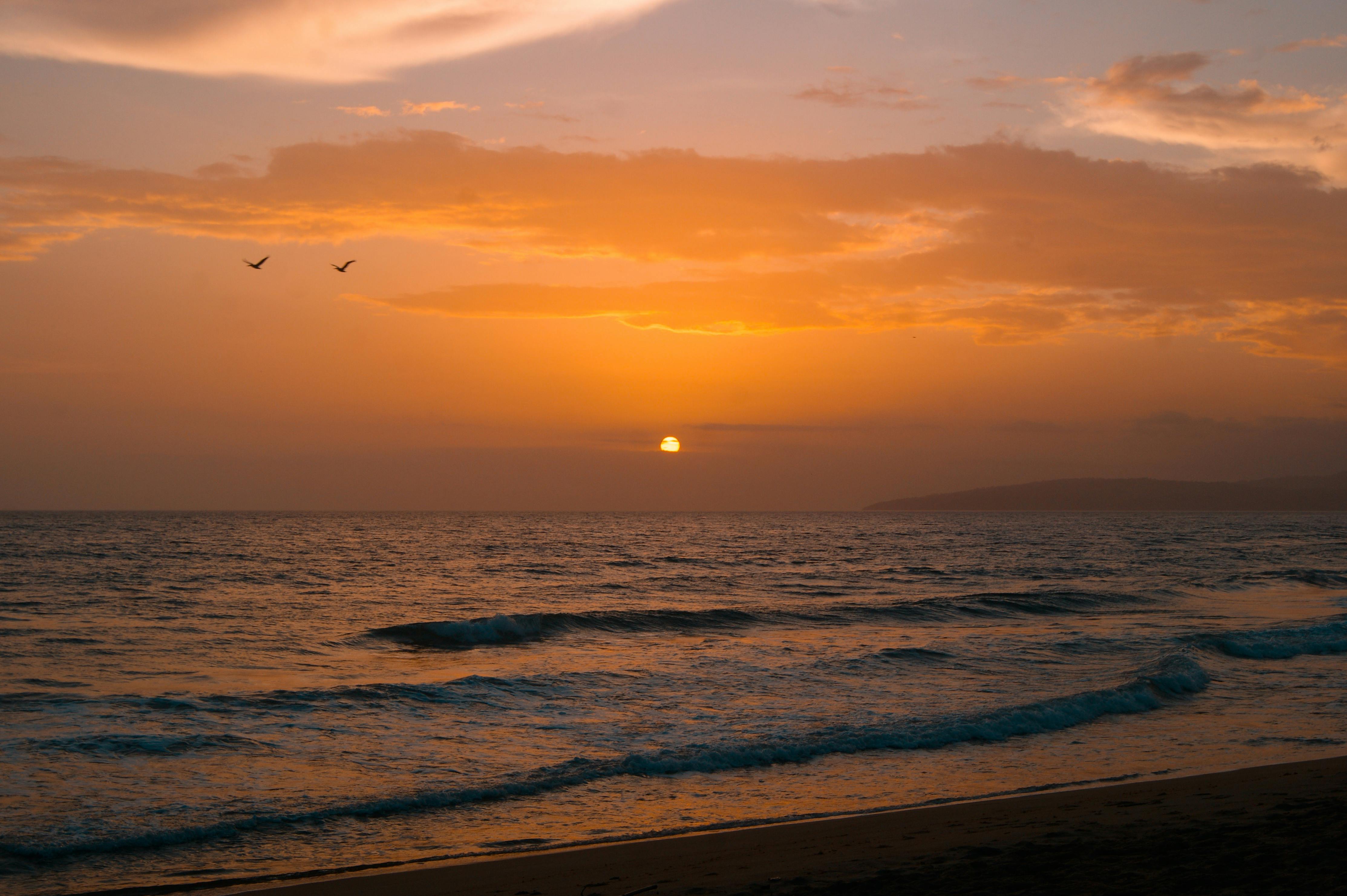 Atardecer Sereno Sobre Las Tranquilas Olas De La Playa · Foto de stock ...