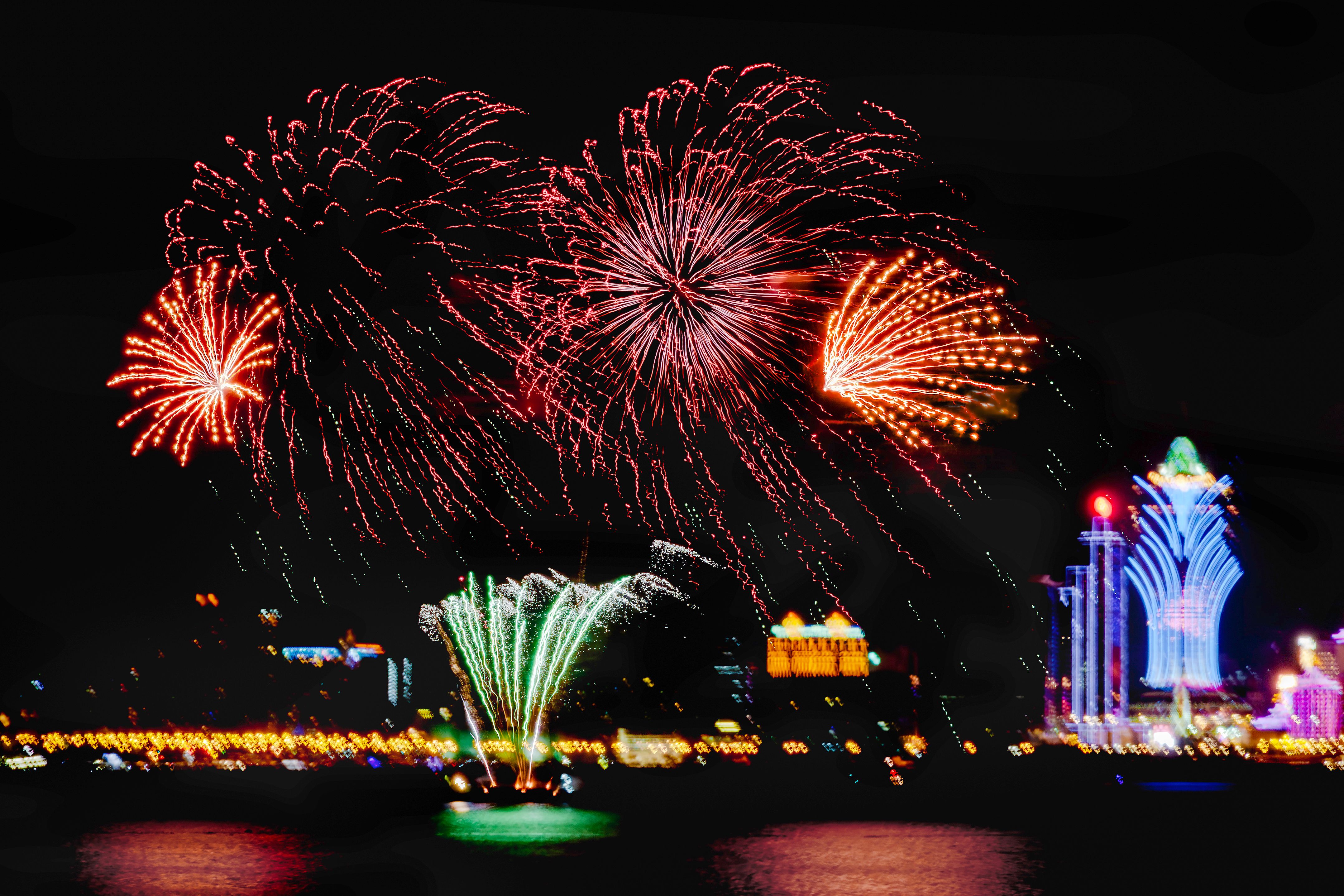 Stunning Fireworks Display Over City Skyline · Free Stock Photo