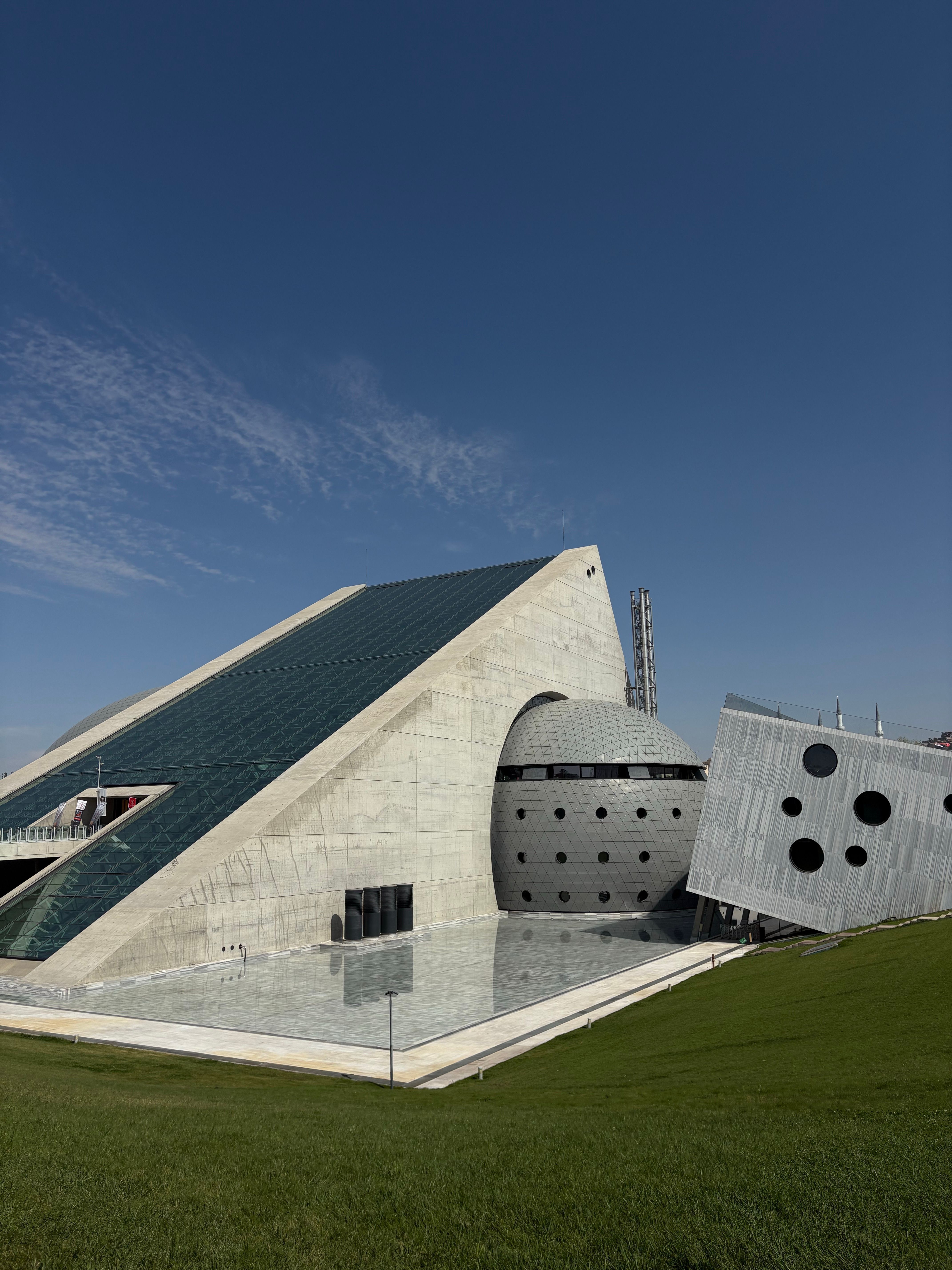Modern Architectural Landmark with Unique Design · Free Stock Photo