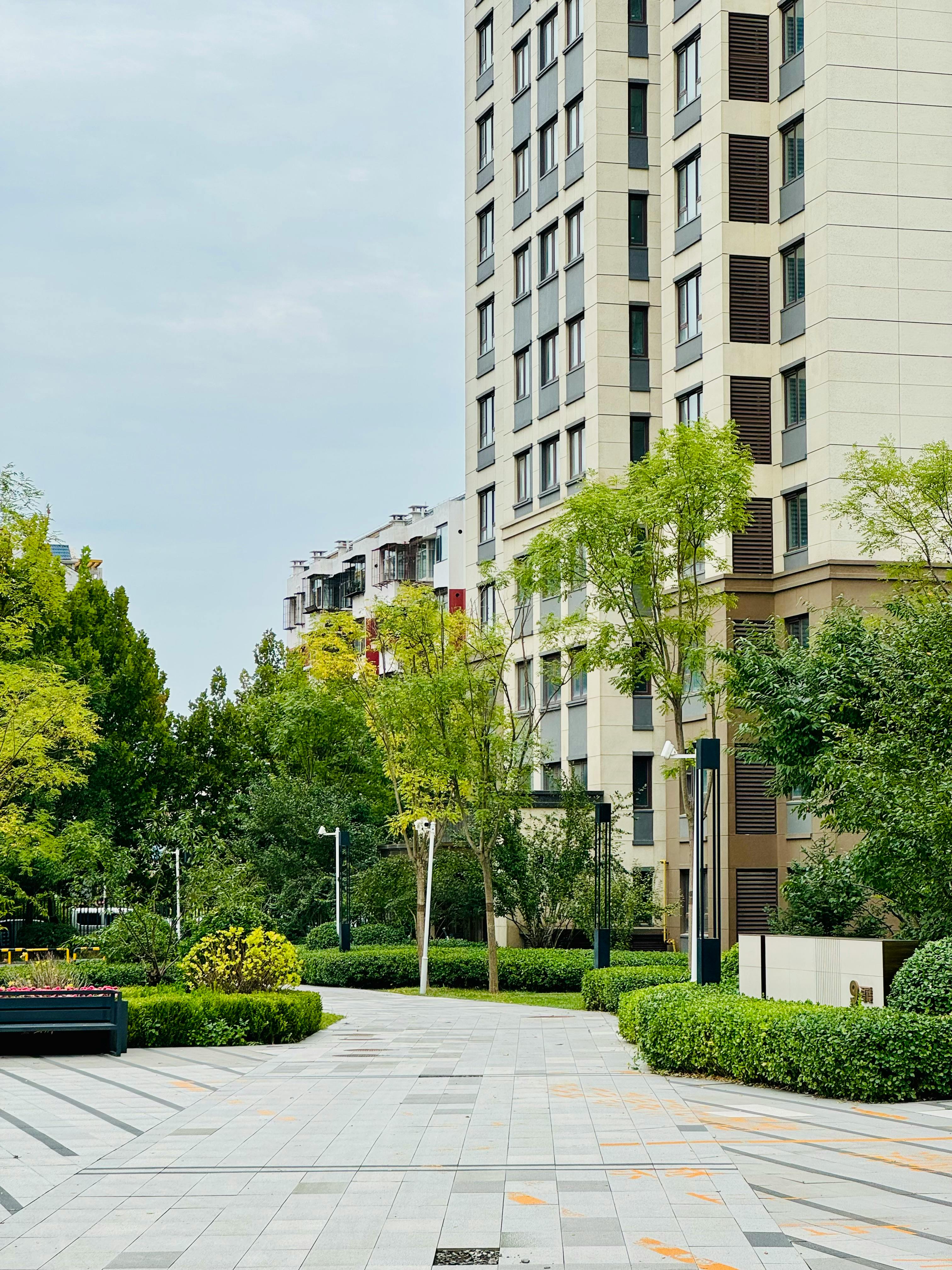 Modern Urban Apartment Complex in Green Setting · Free Stock Photo