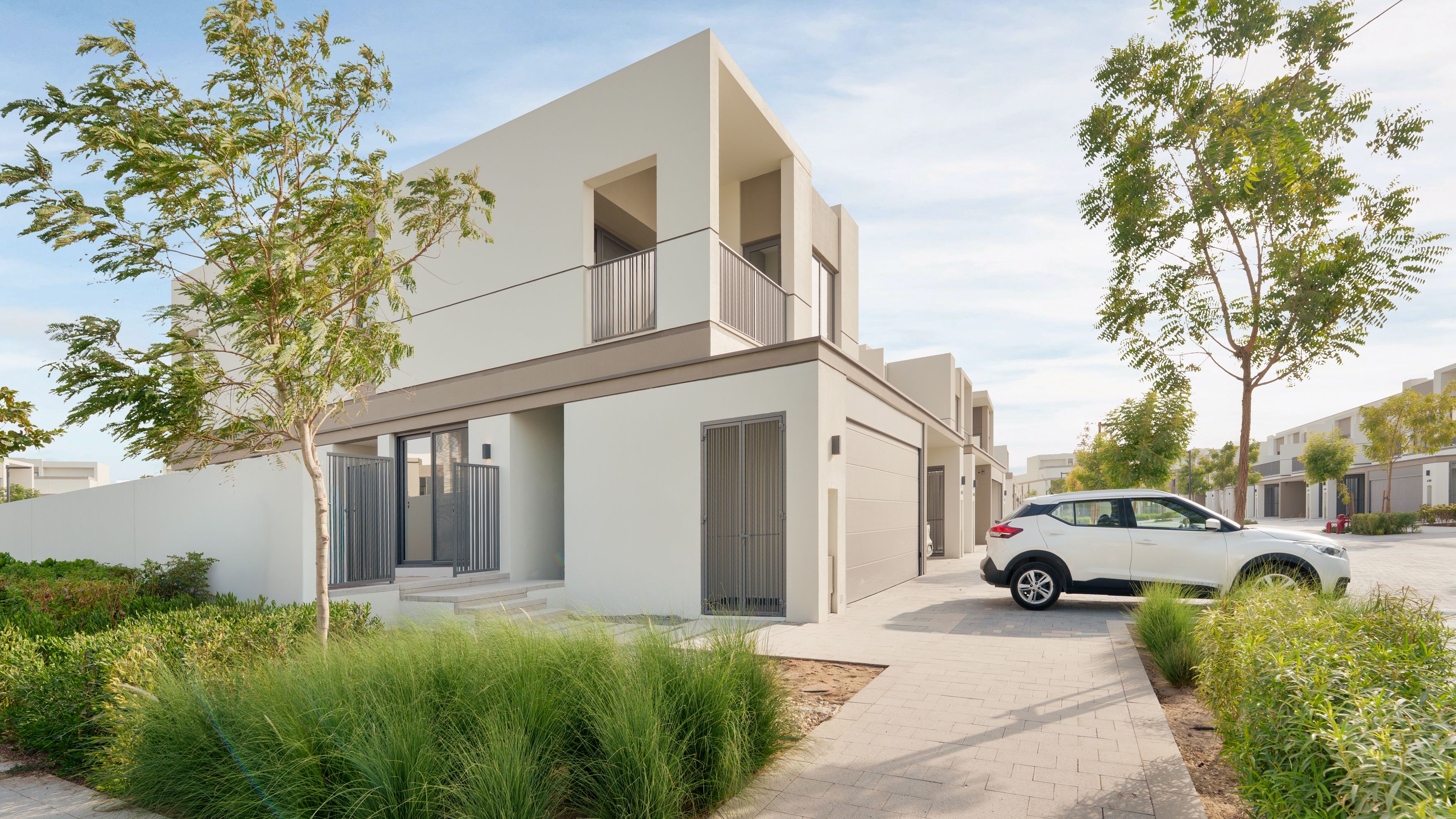 Modern Villa in Dubai Residential Area · Free Stock Photo