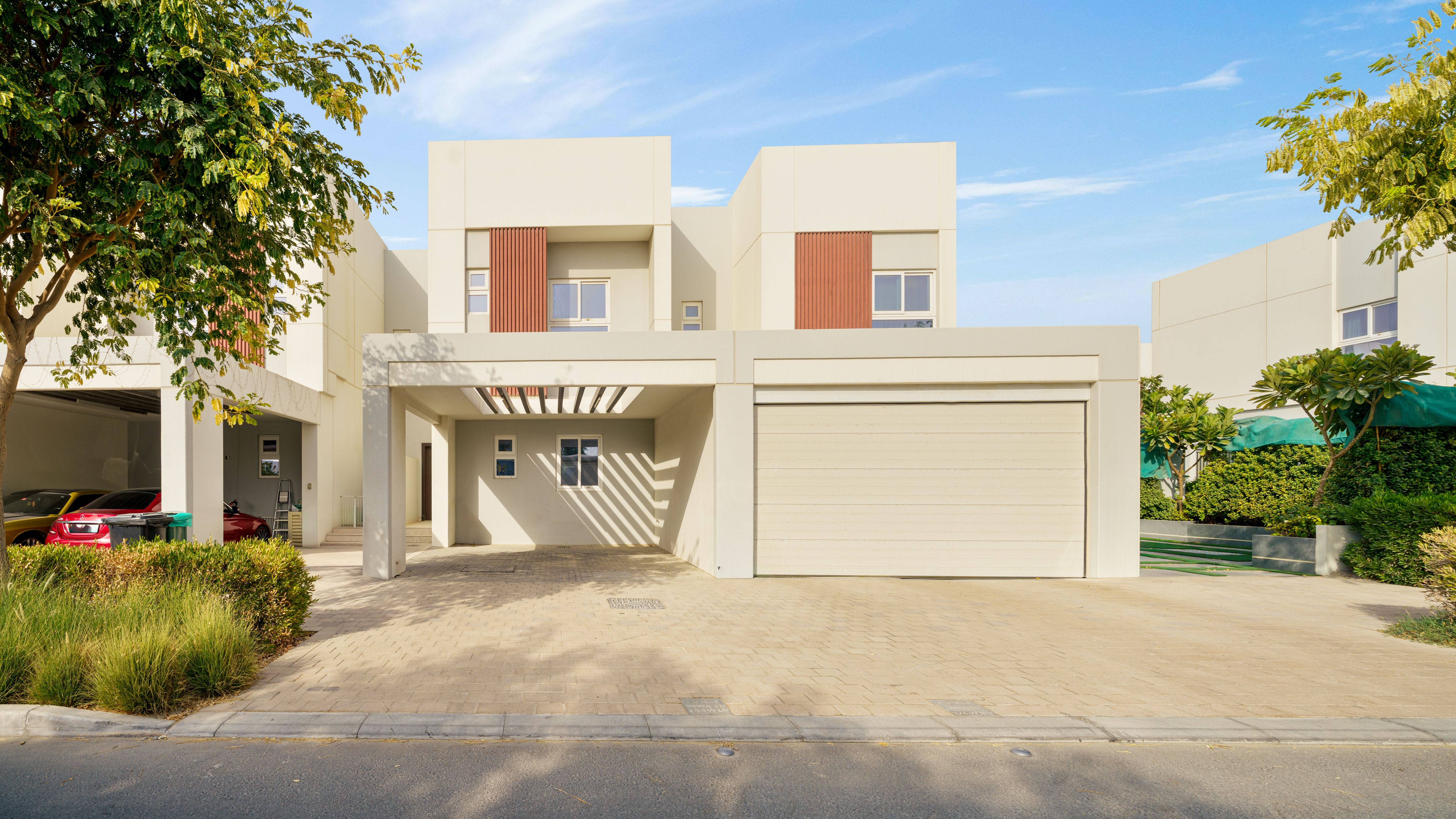 Modern Residential Villa with Minimalist Design · Free Stock Photo