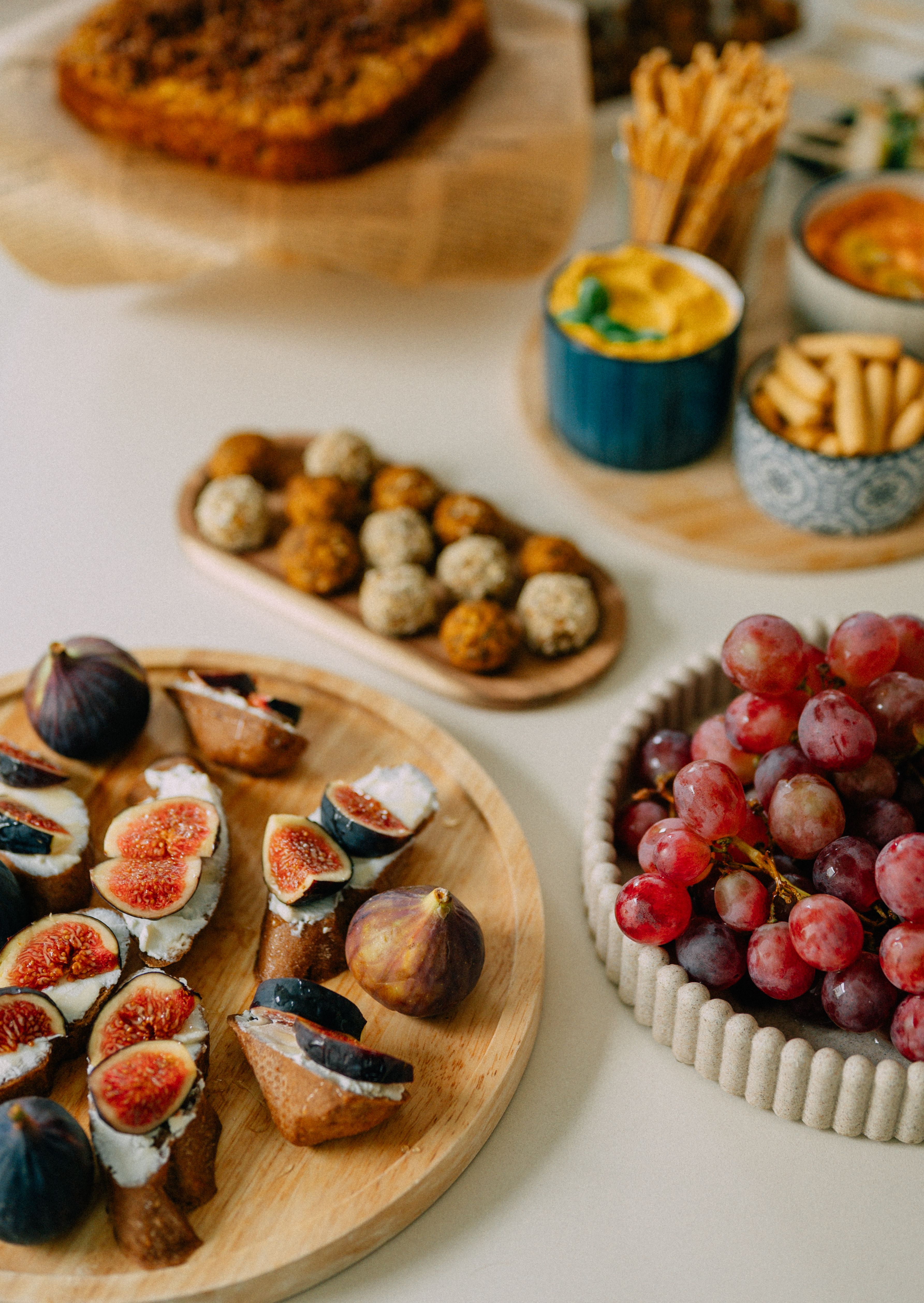 Elegant Mixed Fruit and Cheese Platter Display · Free Stock Photo