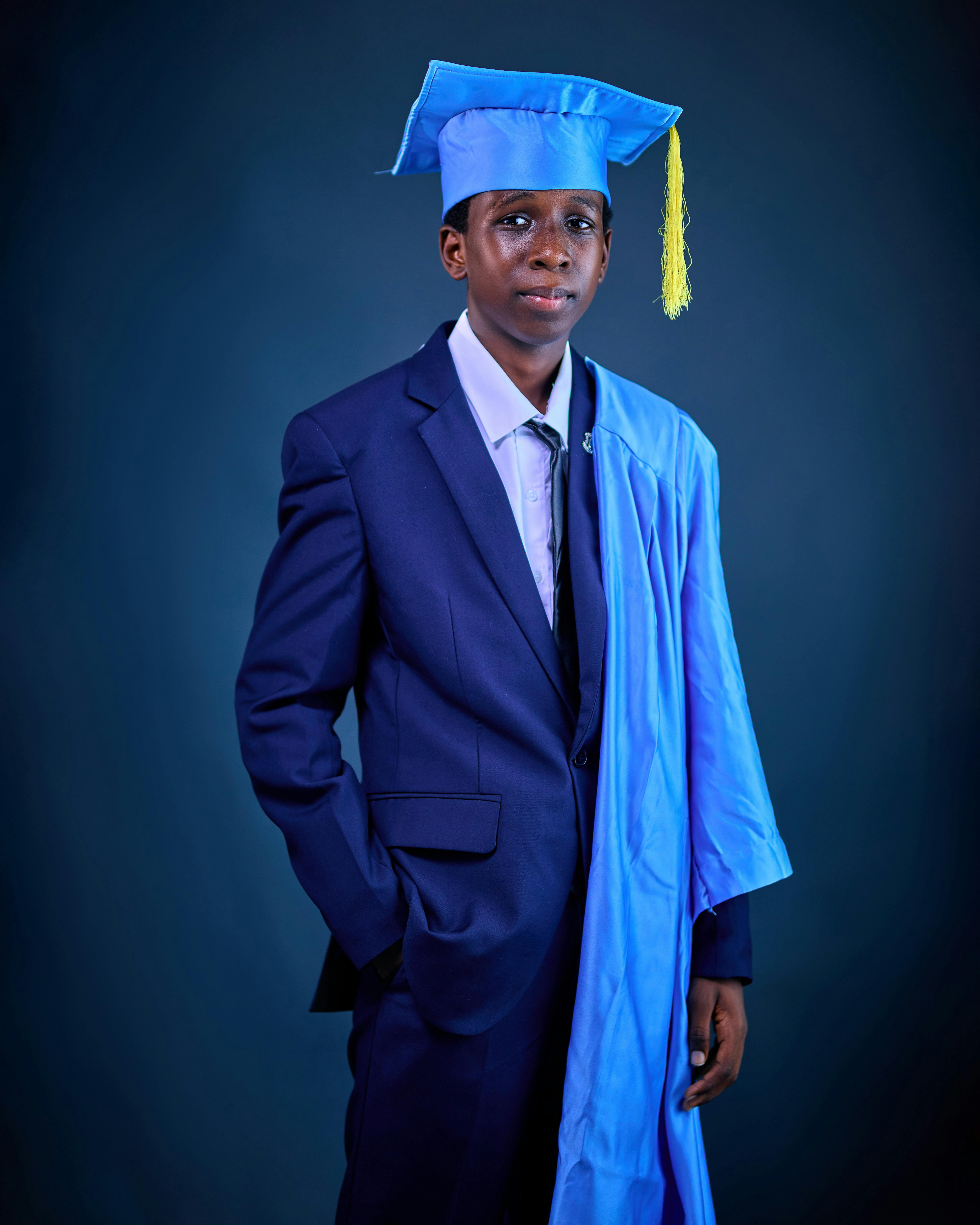 Retrato De Un Joven Graduado Con Toga Y Birrete · Foto de stock gratuita