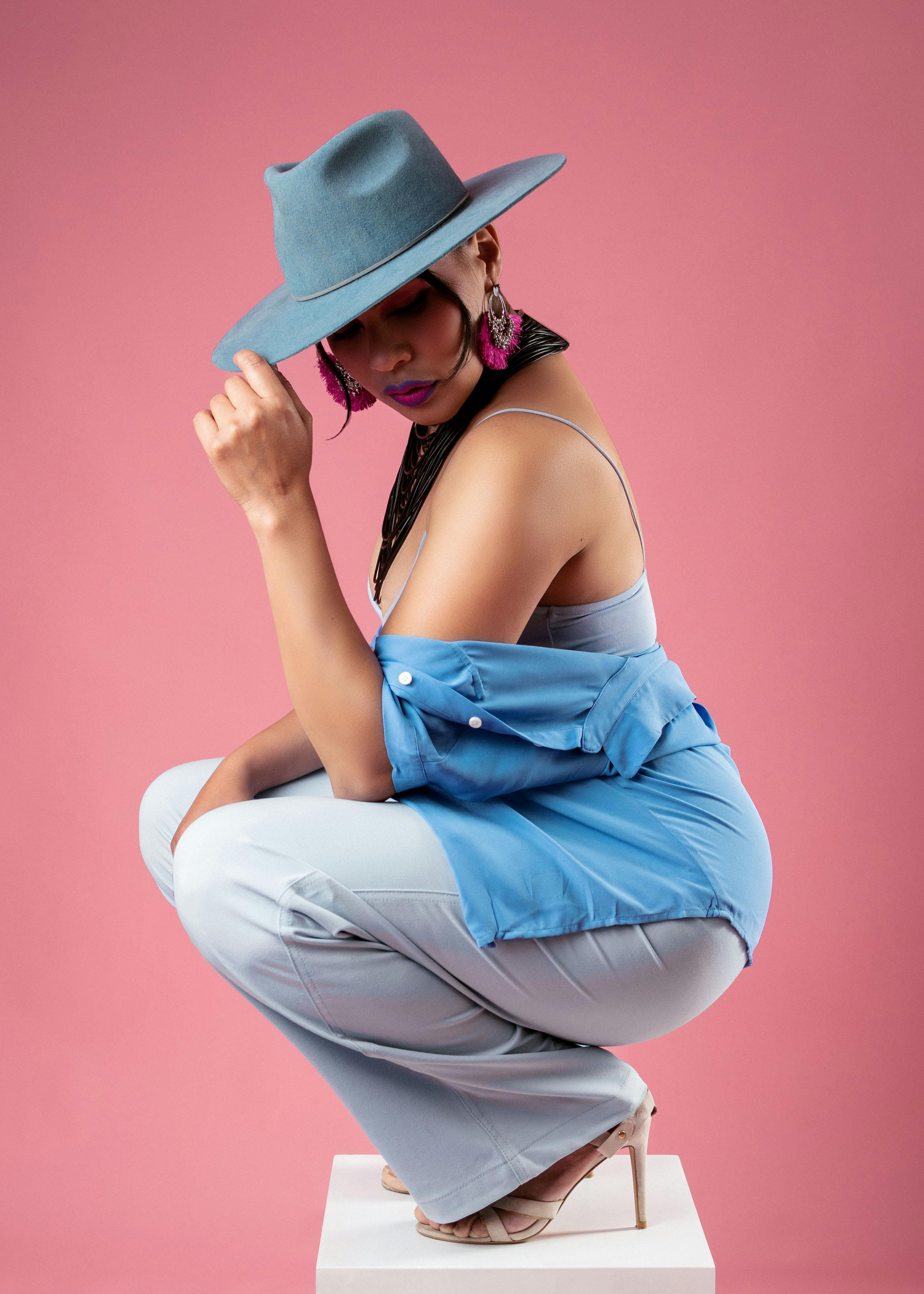 Mujer Elegante Con Traje Azul Sobre Fondo Rosa · Foto de stock gratuita