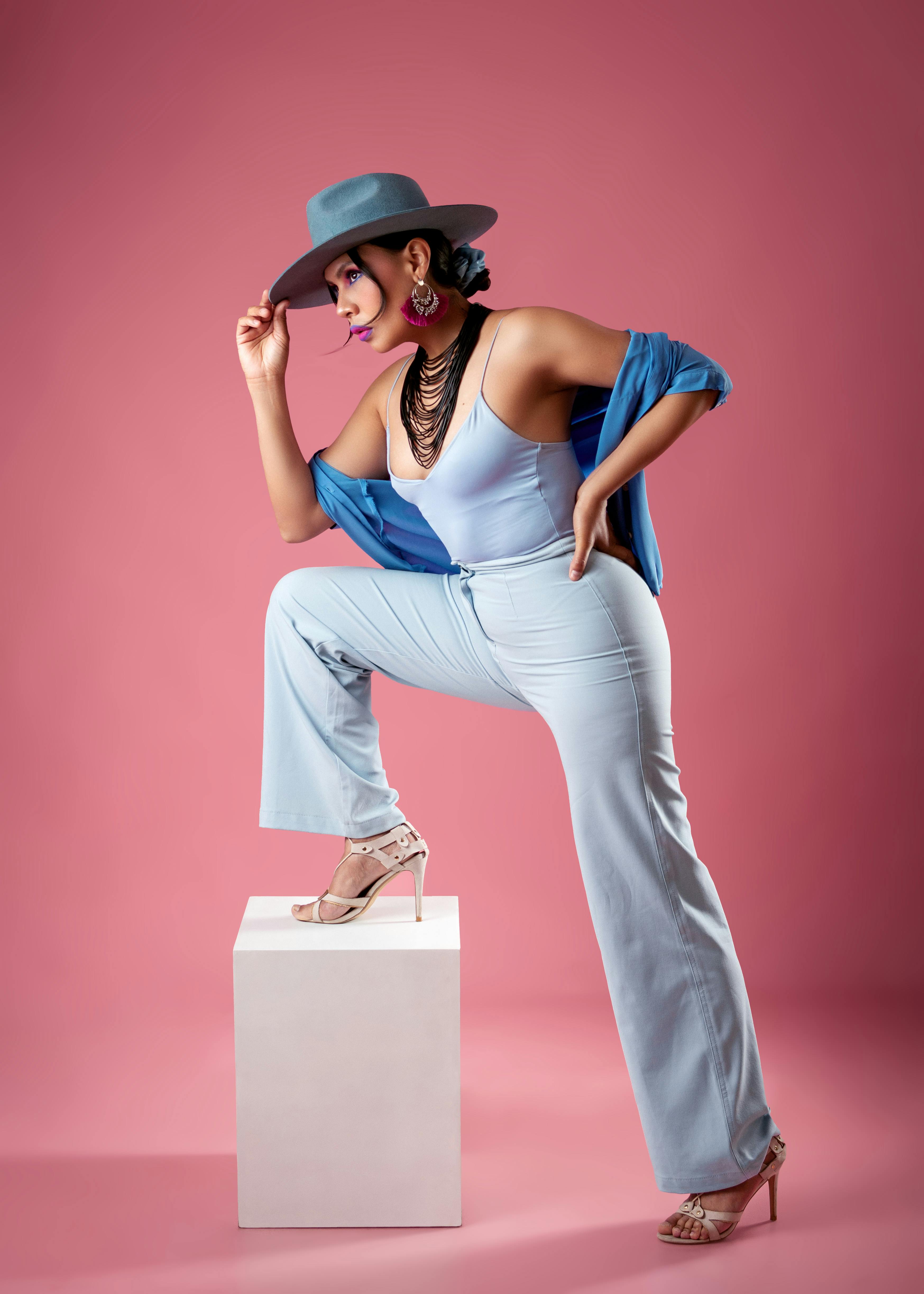 Mujer Elegante Con Traje Azul Sobre Fondo Rosa · Foto de stock gratuita