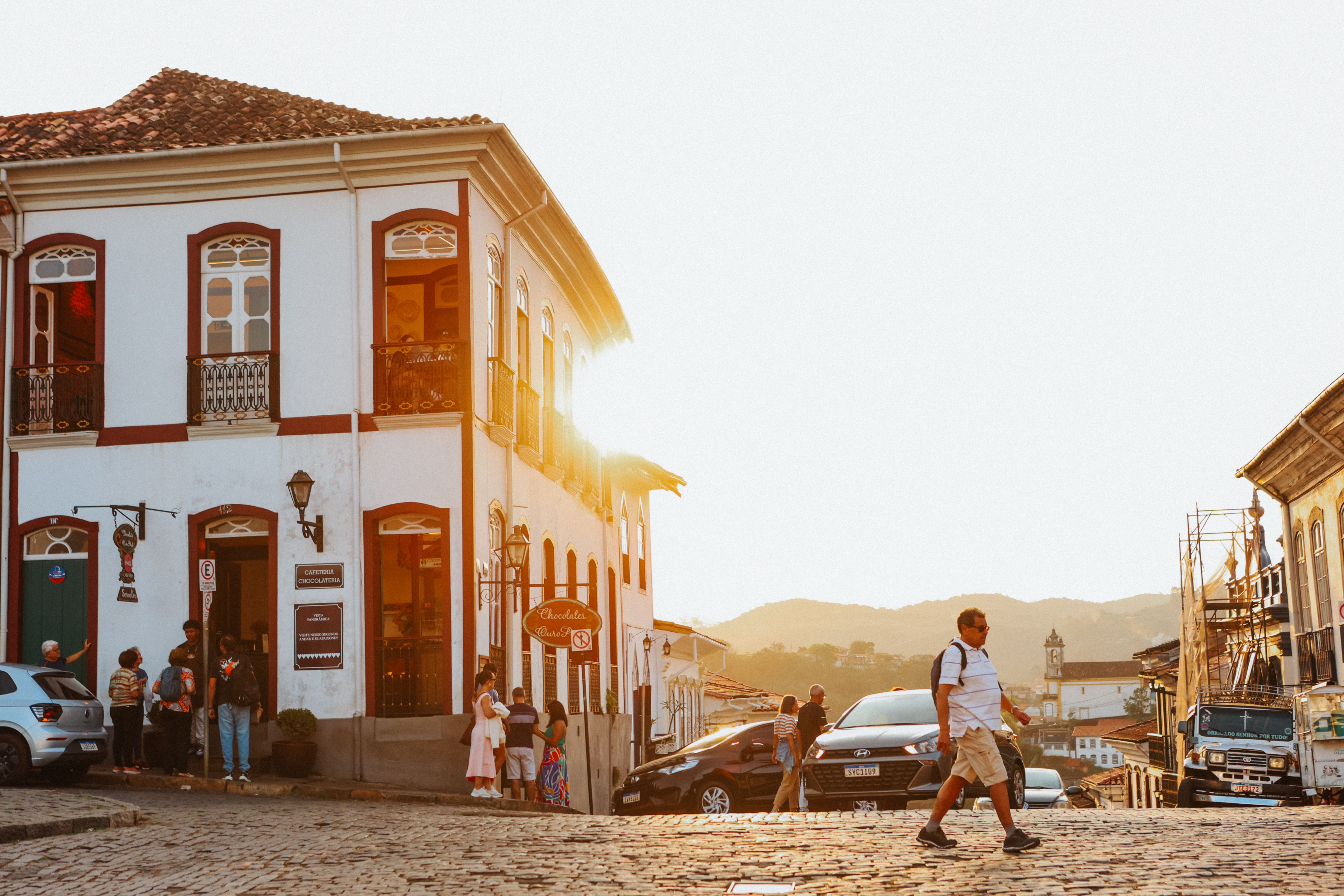 Charming Colonial Street Scene at Sunset · Free Stock Photo