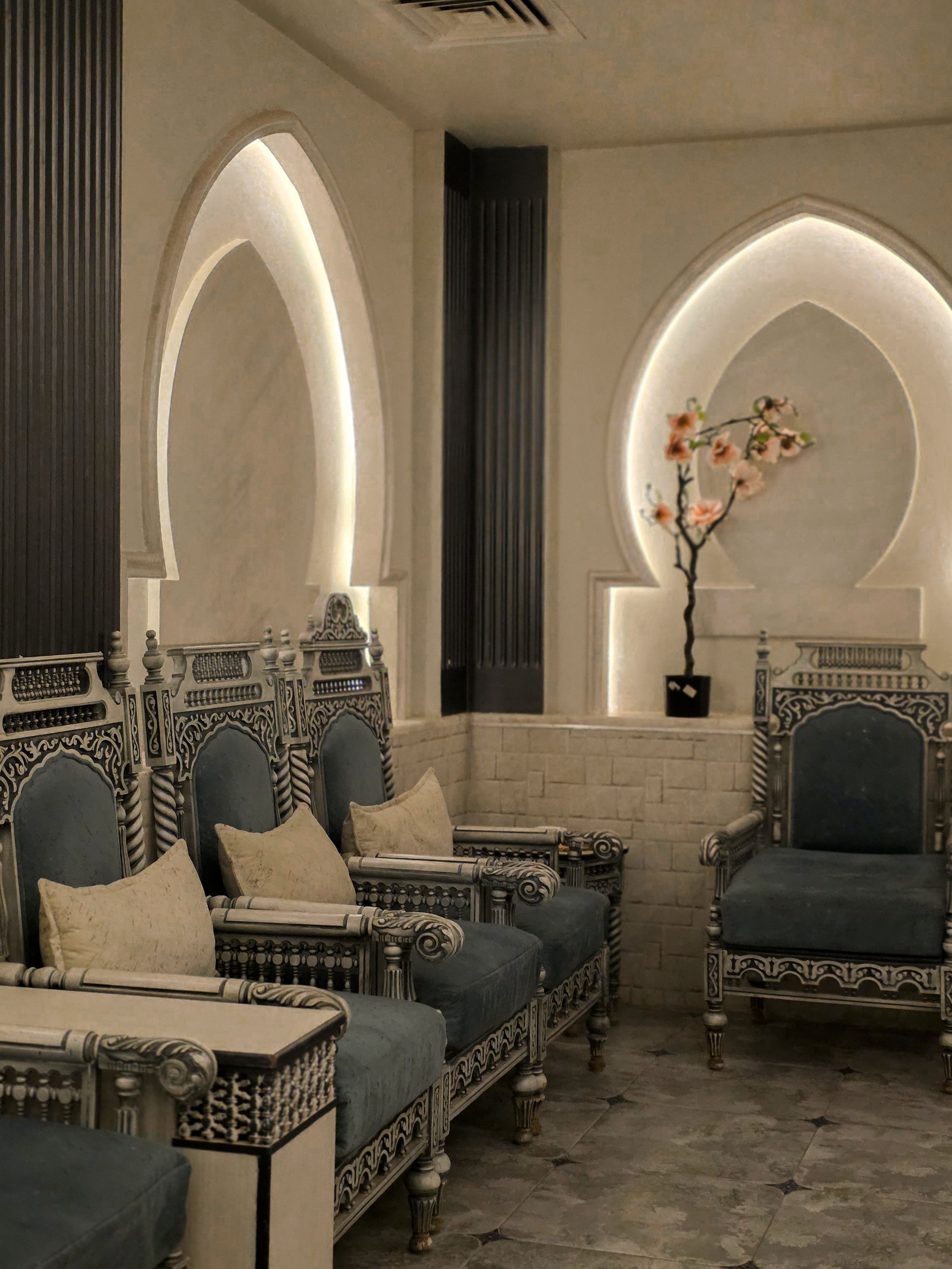 Elegant Middle Eastern Interior with Arched Design · Free Stock Photo